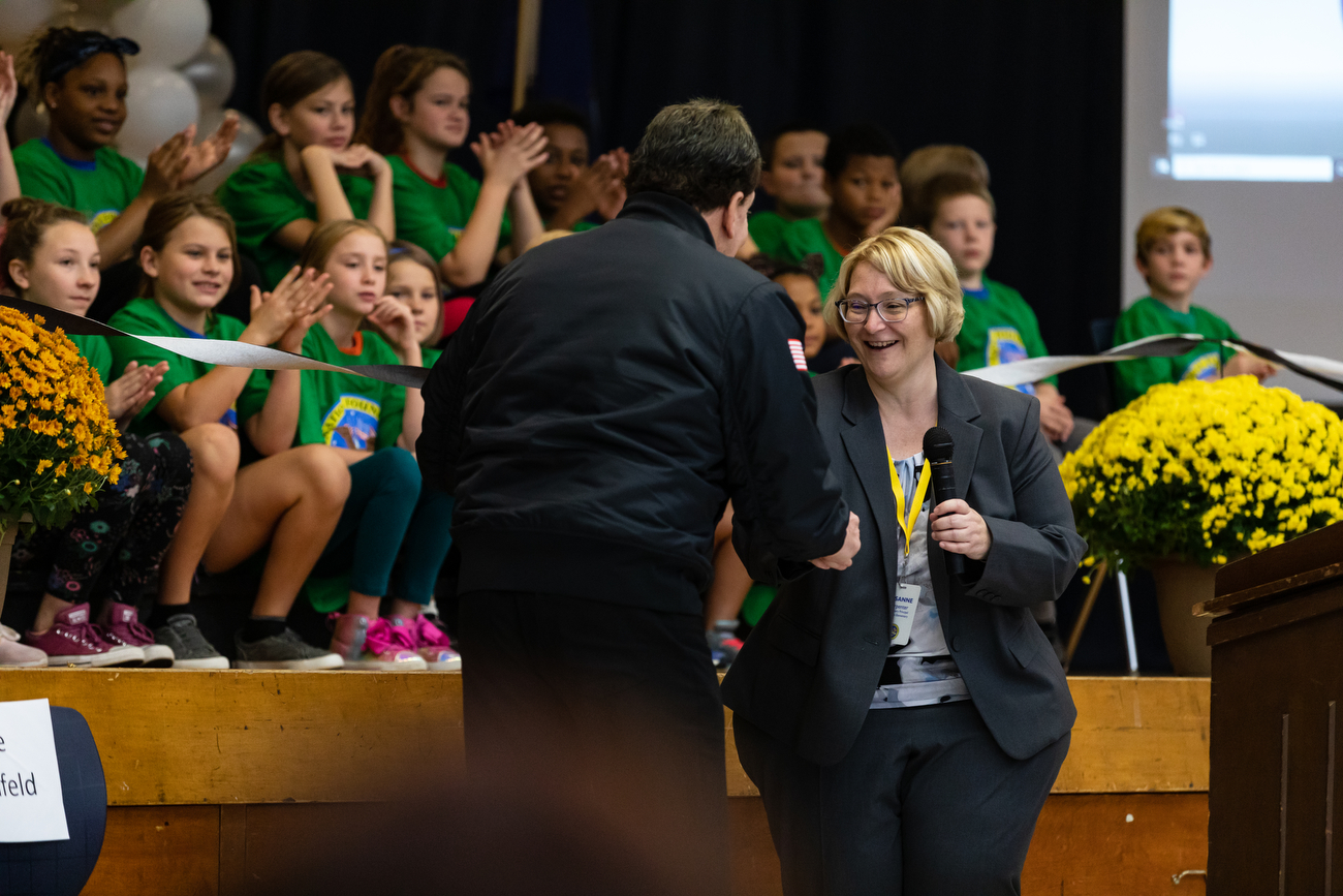 ‘Body by Jake’ Steinfeld helps elementary school get new fitness center ...