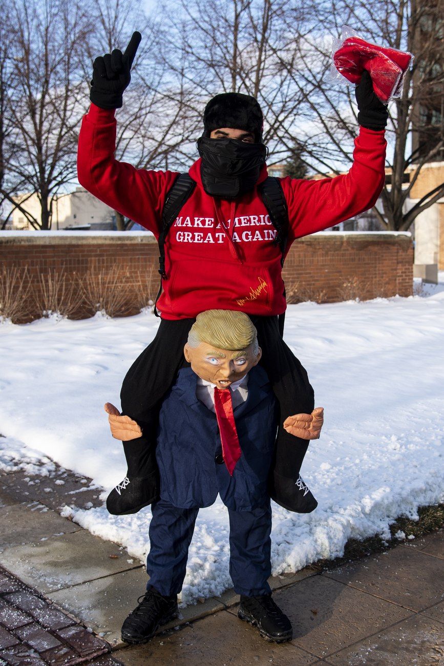 Supporters and protesters of President Trump gather in Battle Creek ...