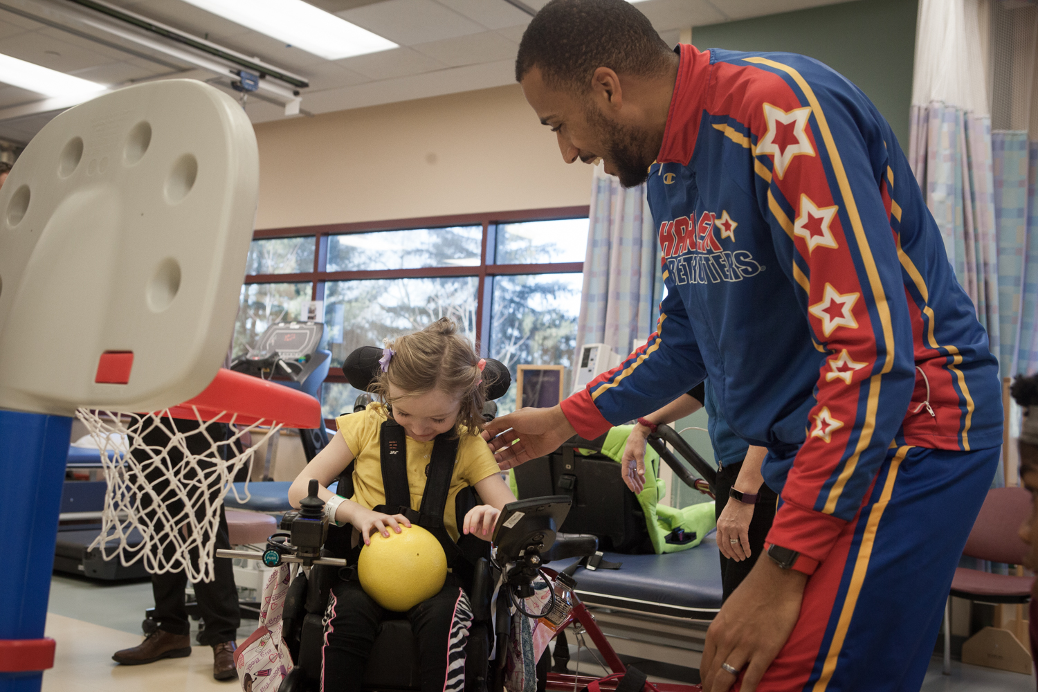 Harlem Globetrotters Zeus McClurkin visits Shriners - masslive.com