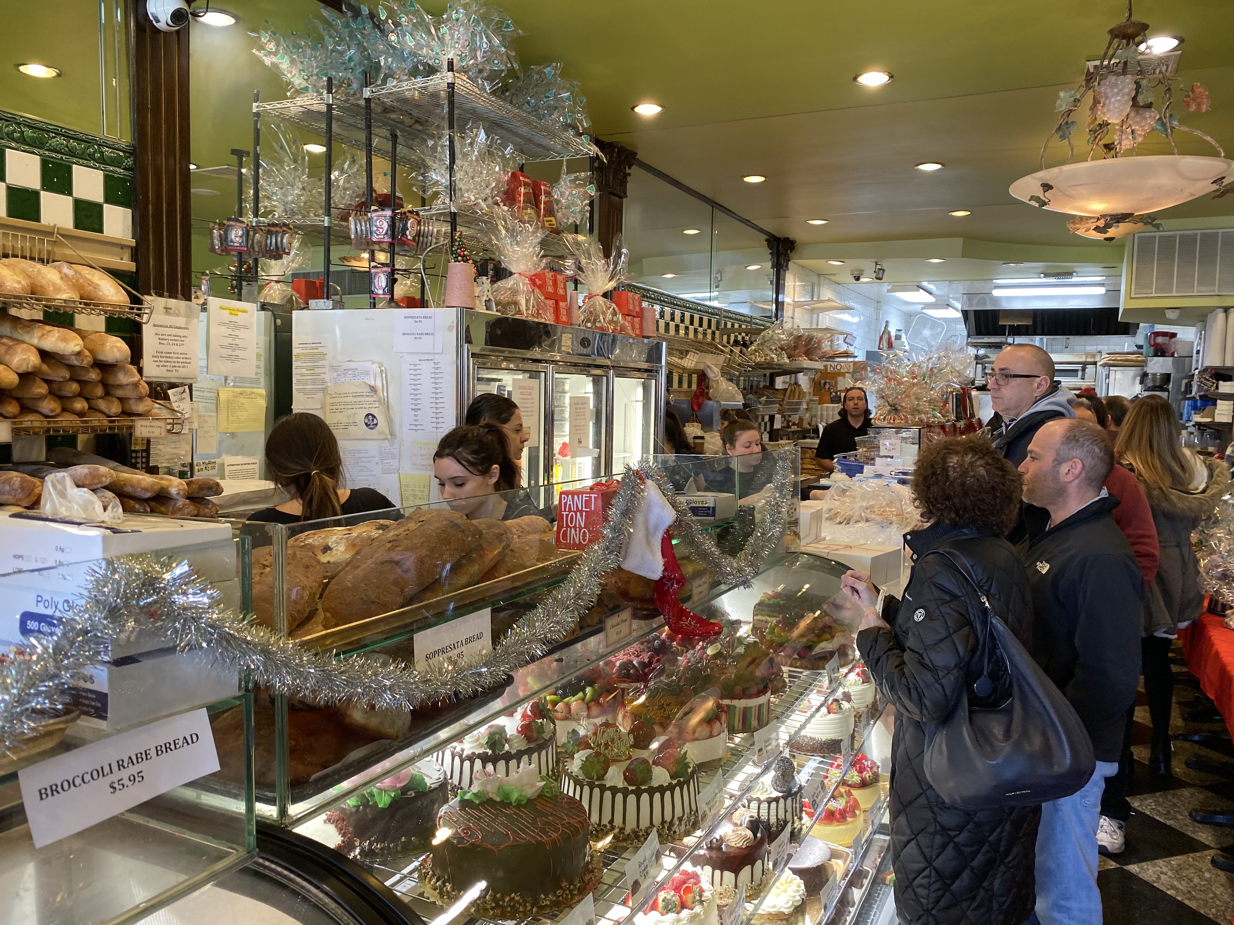 Royal Crown's Long Line on Christmas Eve - silive.com