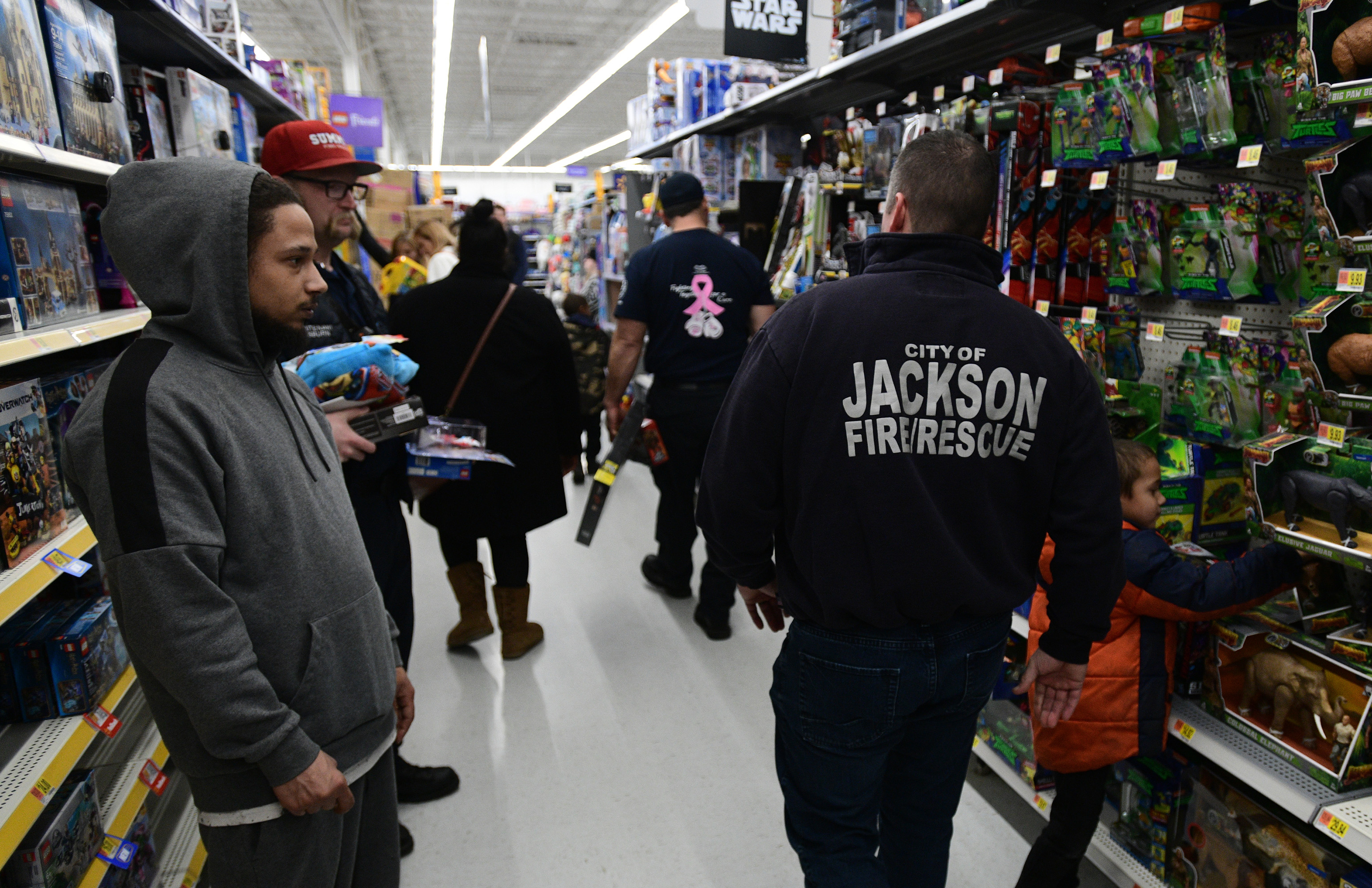 Jackson police, firefighters shop with children for holidays - mlive.com