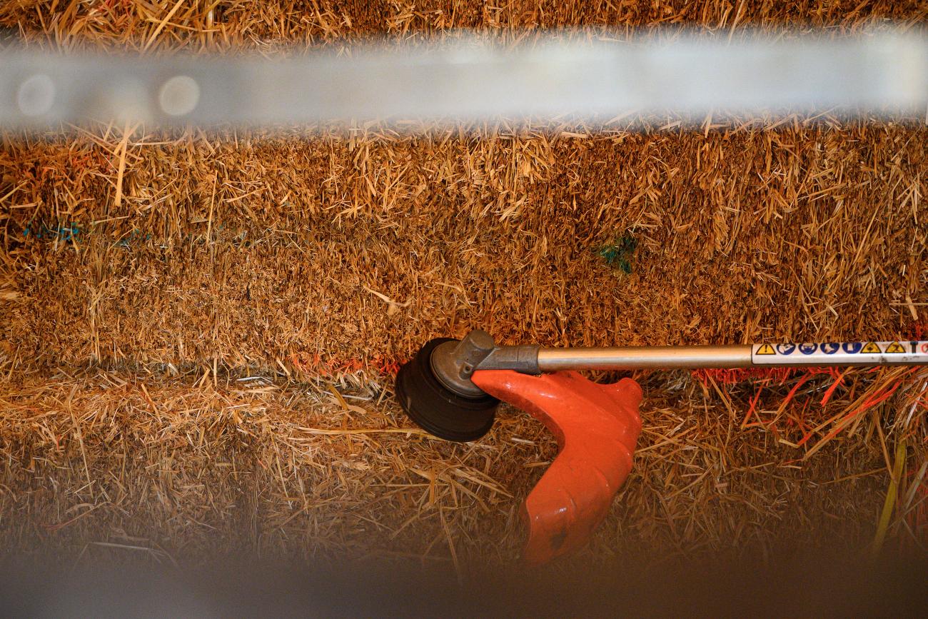 Straw bale workshop draws students from around the world to construct ...