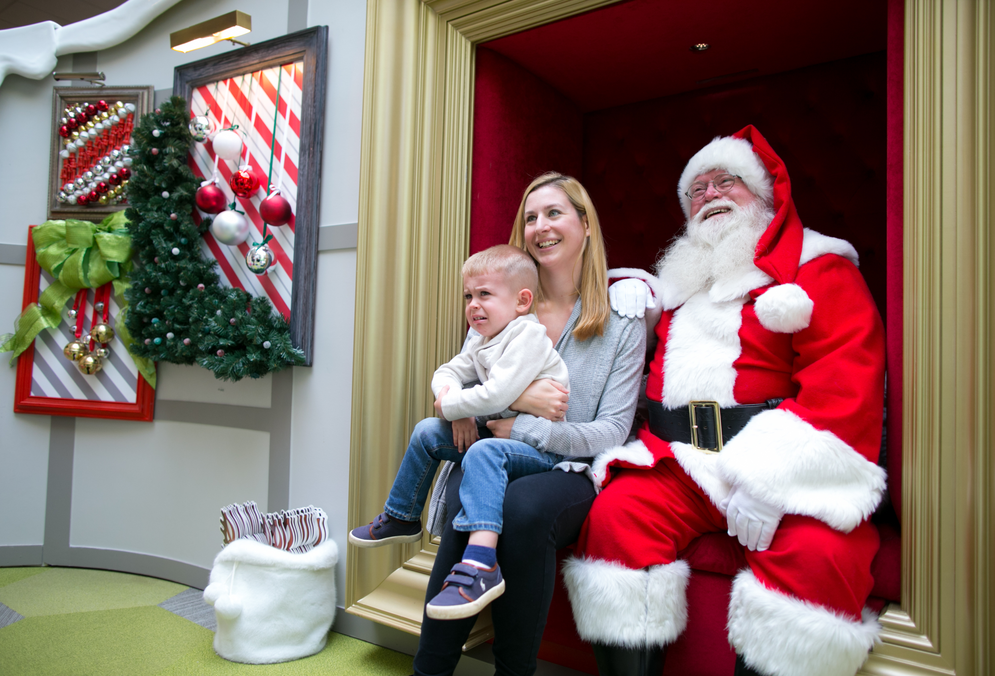 Santa arrives to the Capital City Mall - pennlive.com