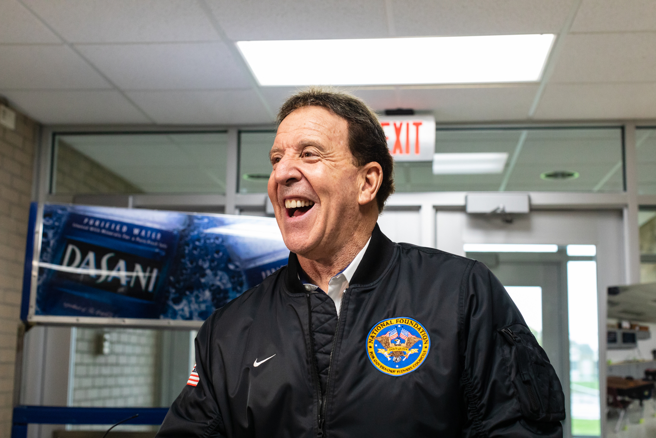 ‘Body by Jake’ Steinfeld helps elementary school get new fitness center ...