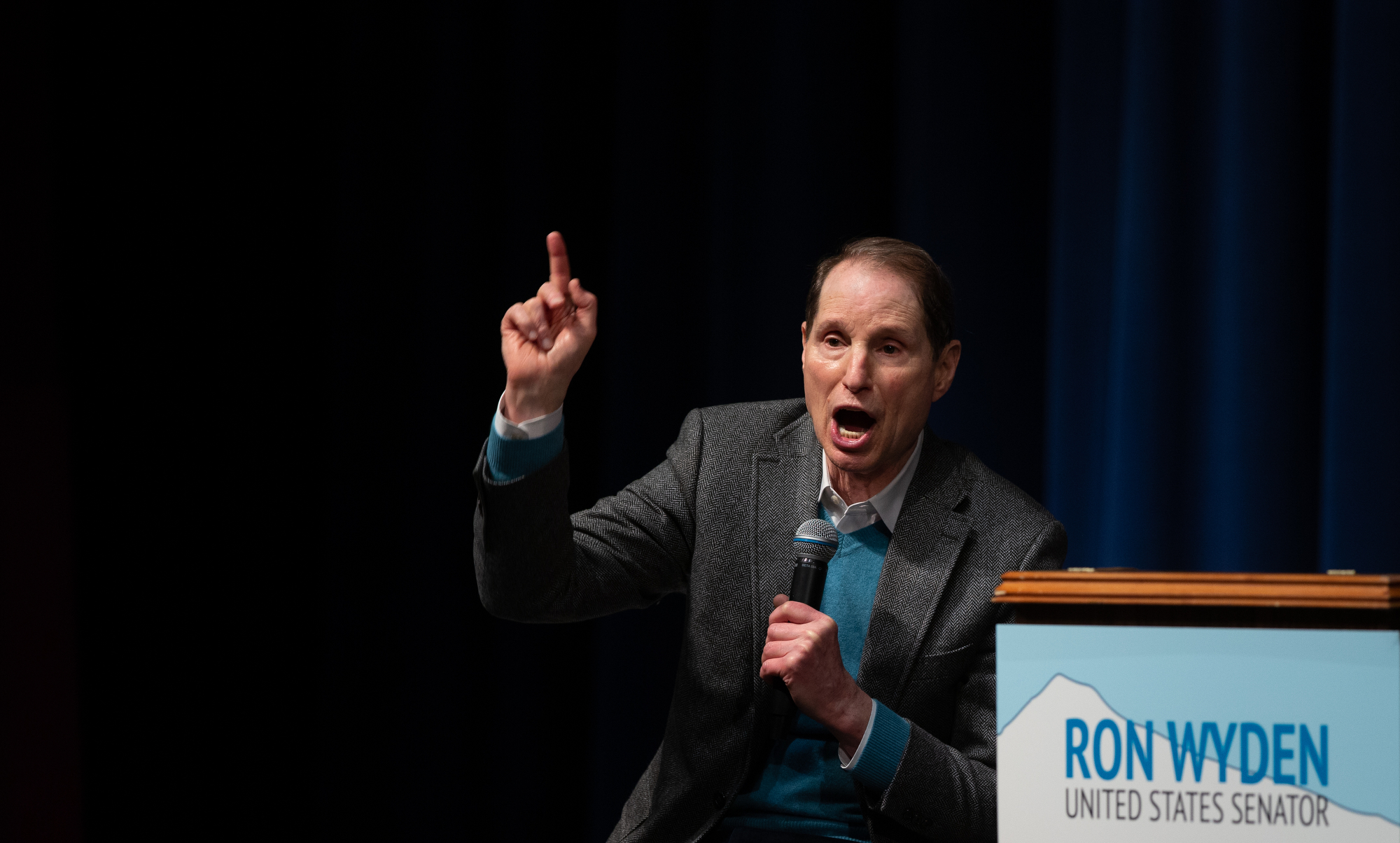 Senator Ron Wyden town hall in Tigard - oregonlive.com