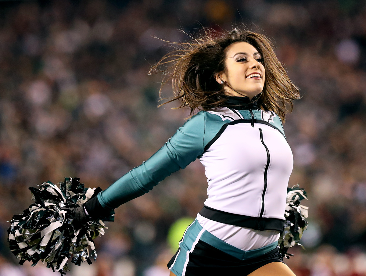 Eagles Cheerleaders perform during the game against the Redskins, Dec ...
