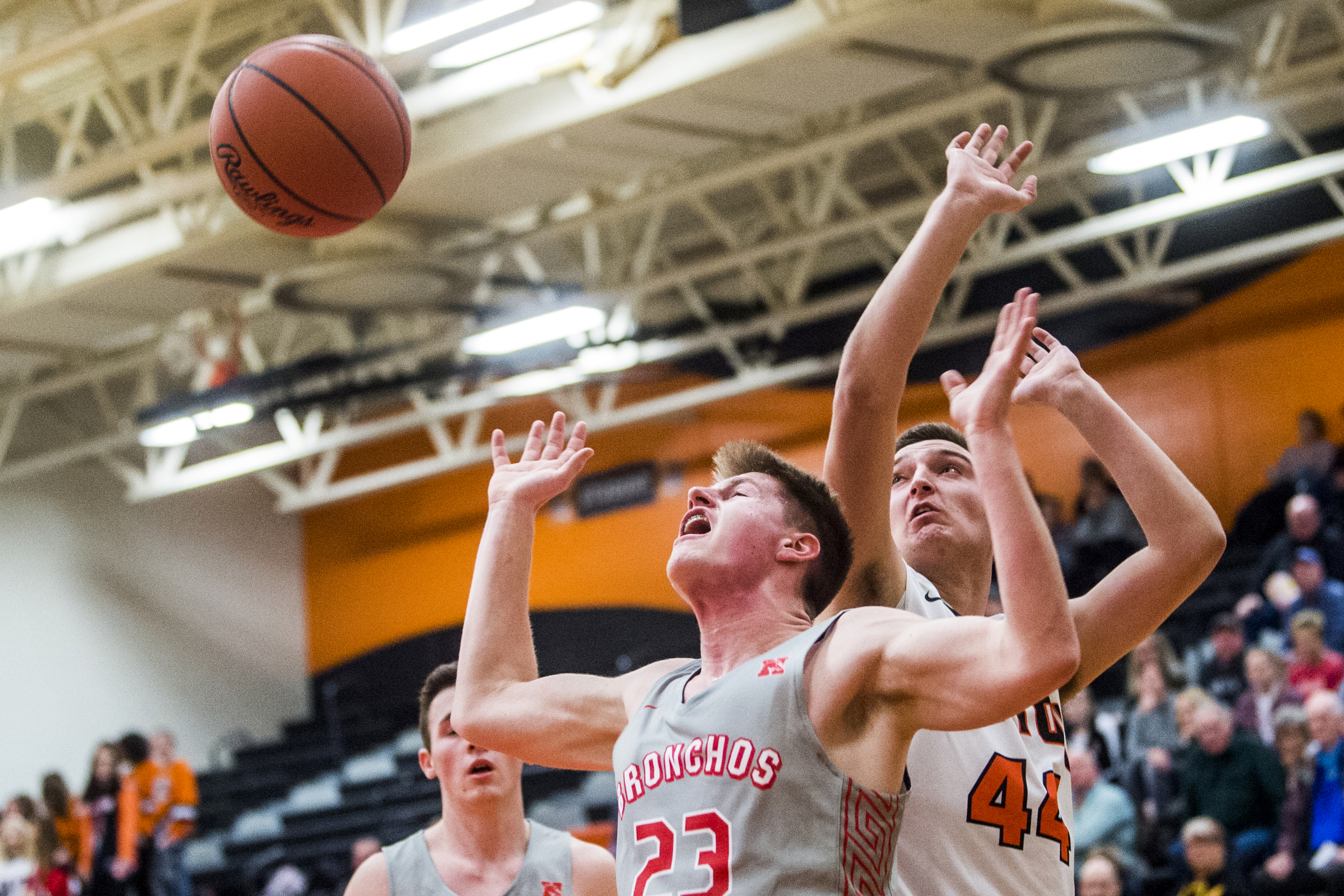 Fenton boys basketball defeats Holly 44-40 in overtime thriller - mlive.com