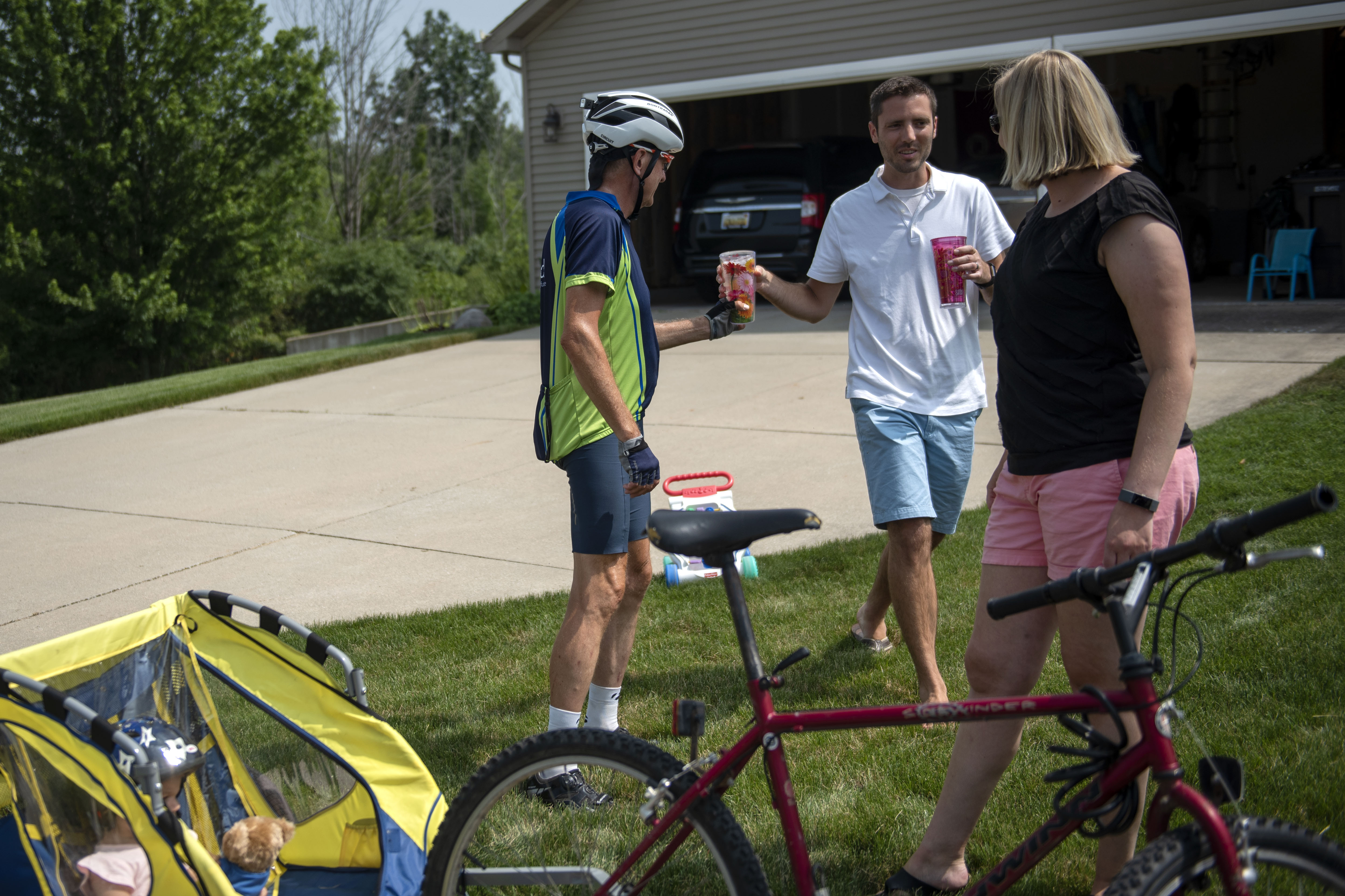 Leukemia survivor visits his bone marrow donor on a cross country bike ...
