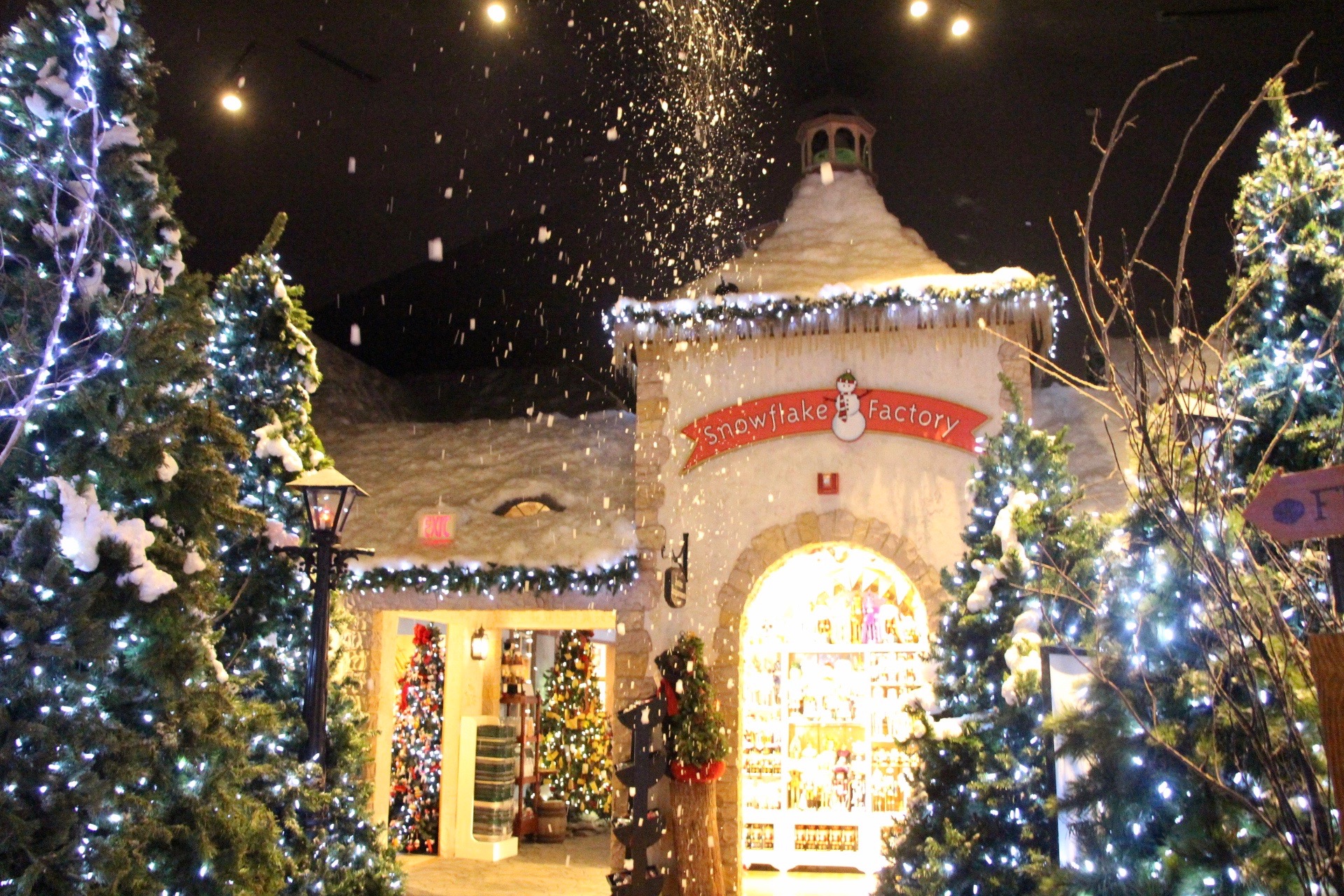 'The Scenter of the Universe': A look inside Yankee Candle Village ...