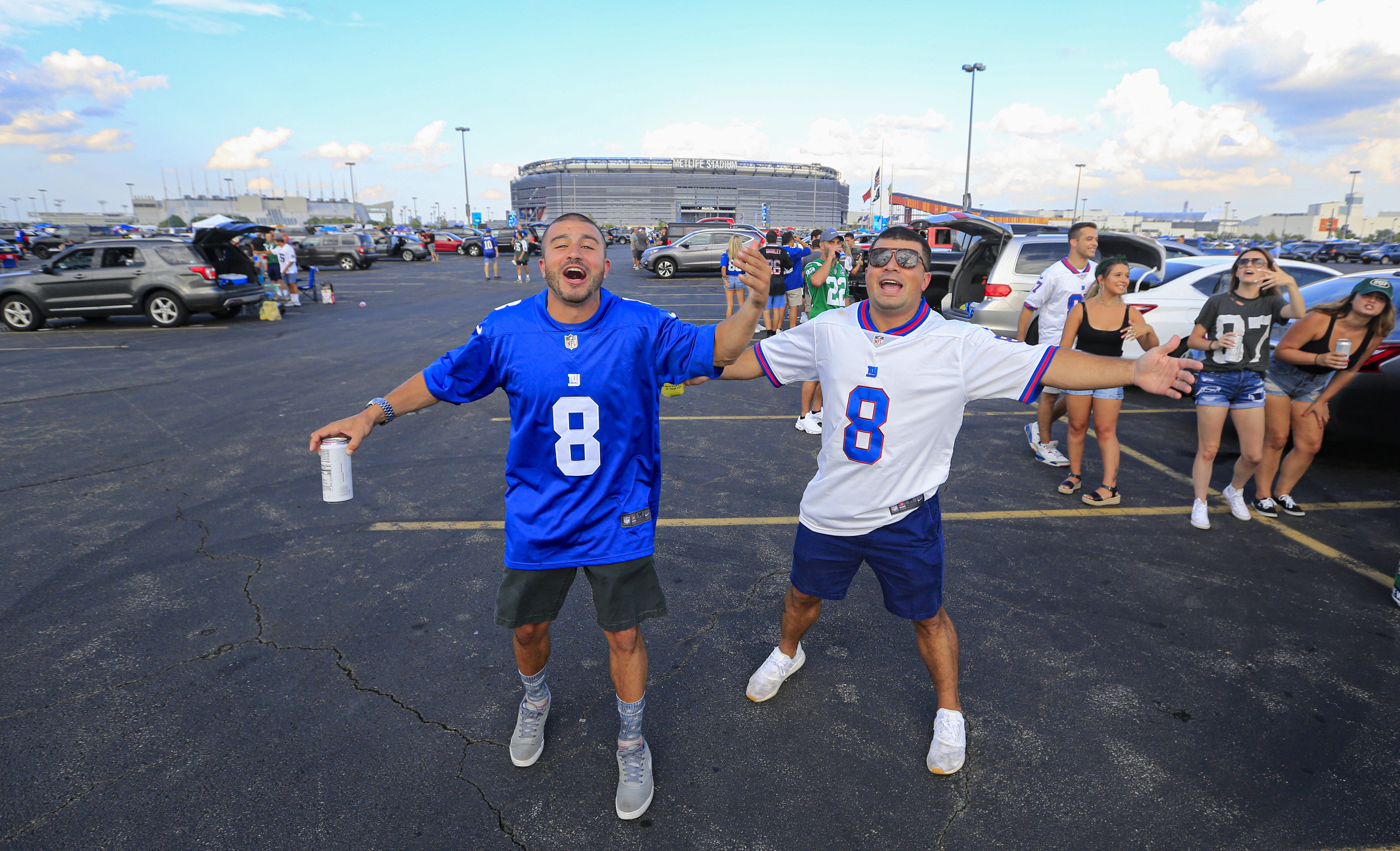 Eli Manning outnumbers Daniel Jones jerseys outside MetLife Stadium ...