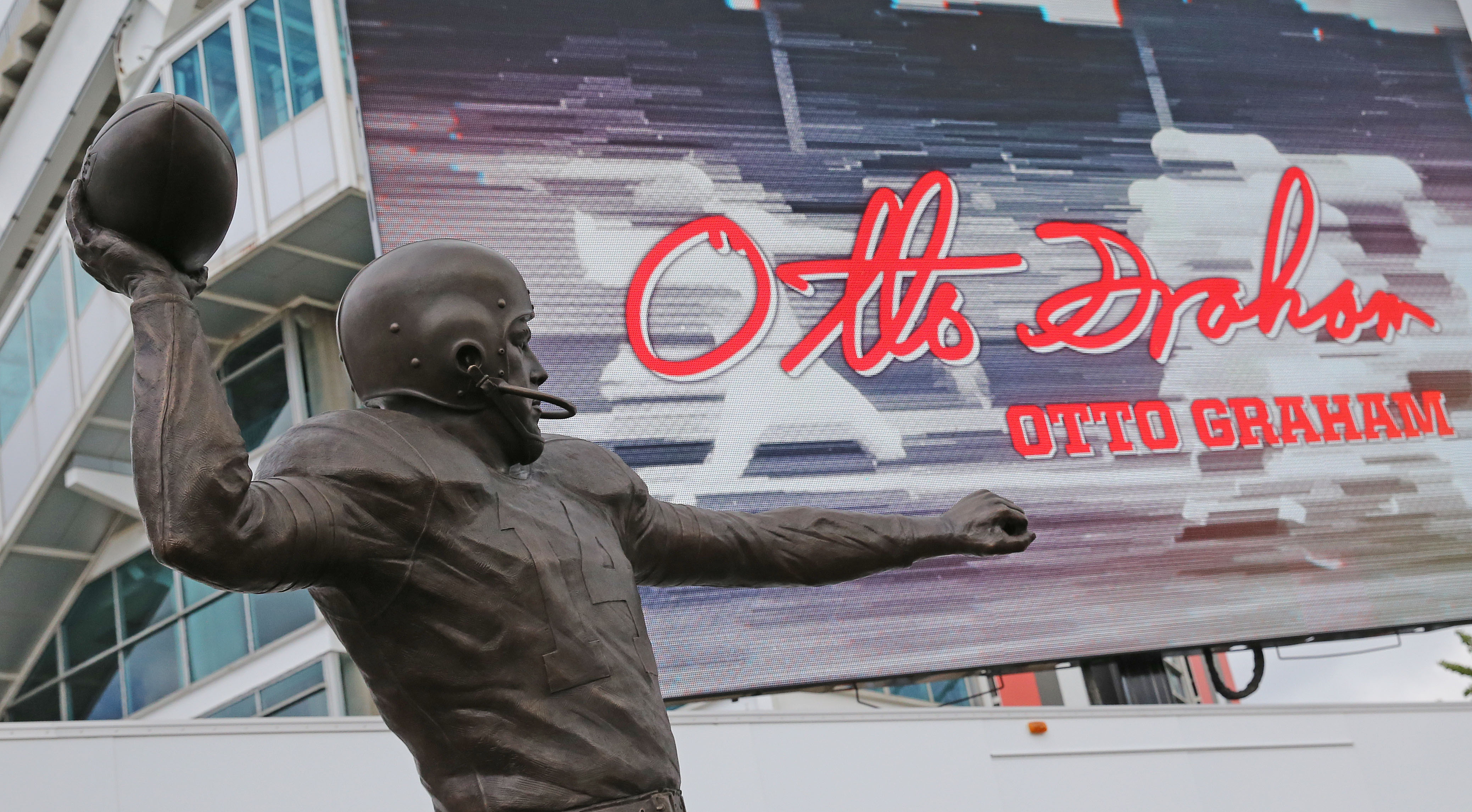 Cleveland Browns unveil bronze Otto Graham staue at FirstEnergy Stadium ...