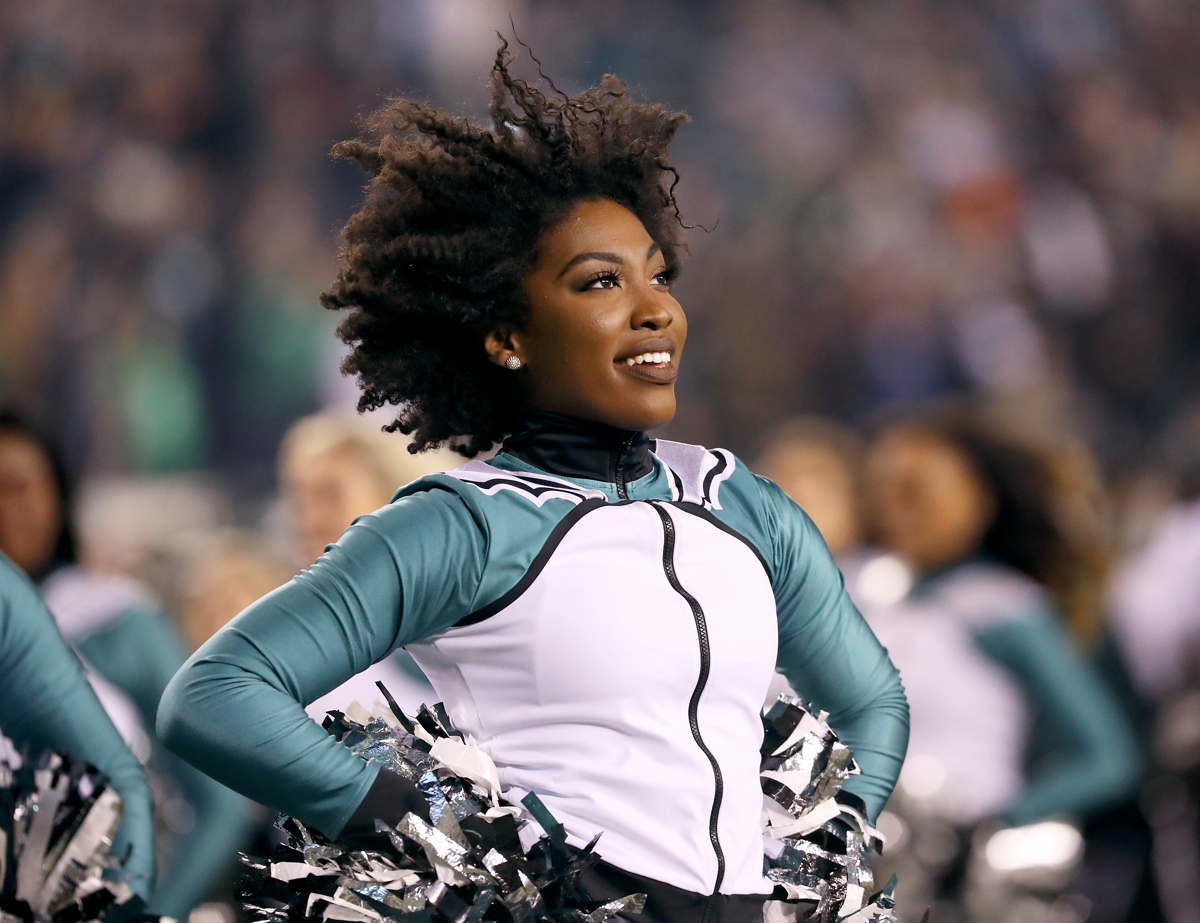 Eagles Cheerleaders perform during the game against the Redskins, Dec ...