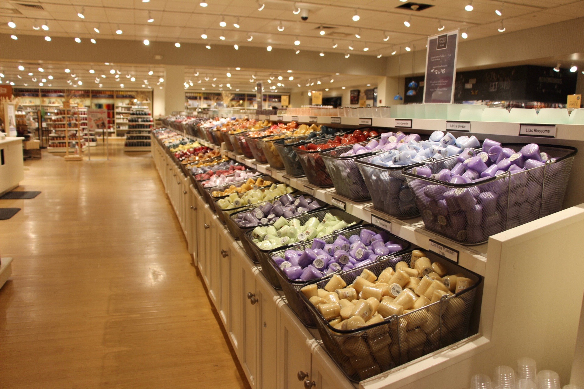 'The Scenter of the Universe': A look inside Yankee Candle Village ...