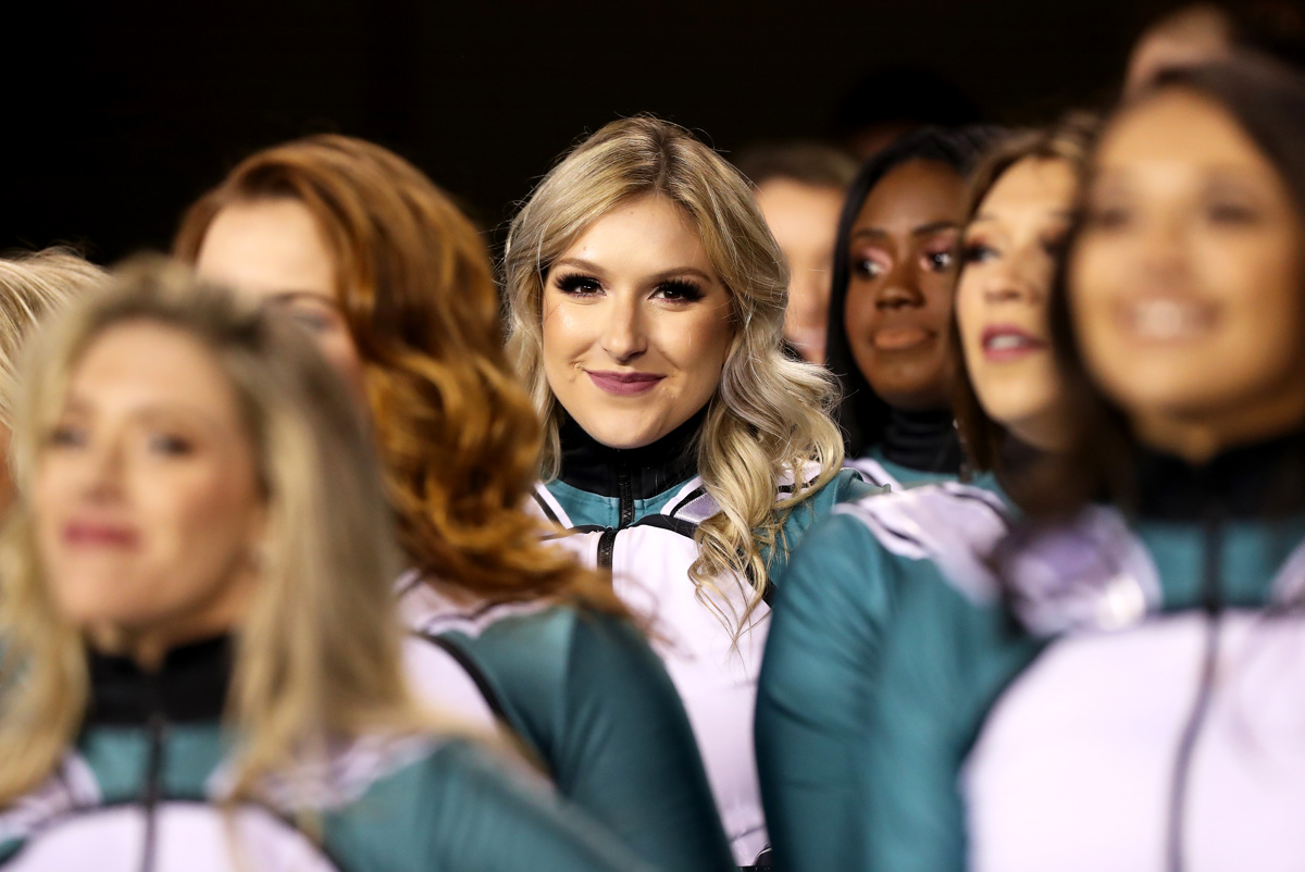 Eagles Cheerleaders perform during the game against the Redskins, Dec ...