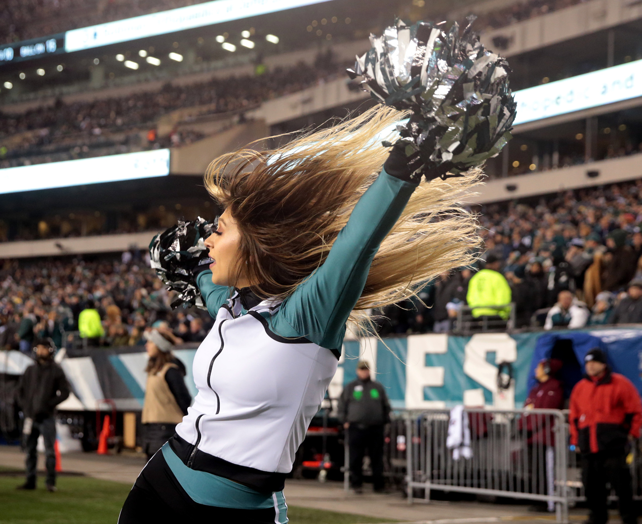 Eagles Cheerleaders perform during the game against the Redskins, Dec ...