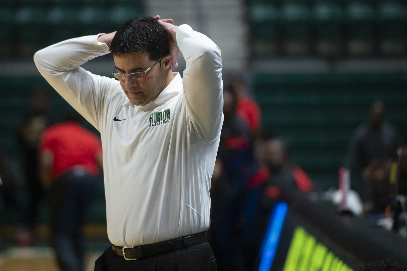 Ann Arbor Huron vs. Detroit Edison basketball at EMU Tip Off Classic ...