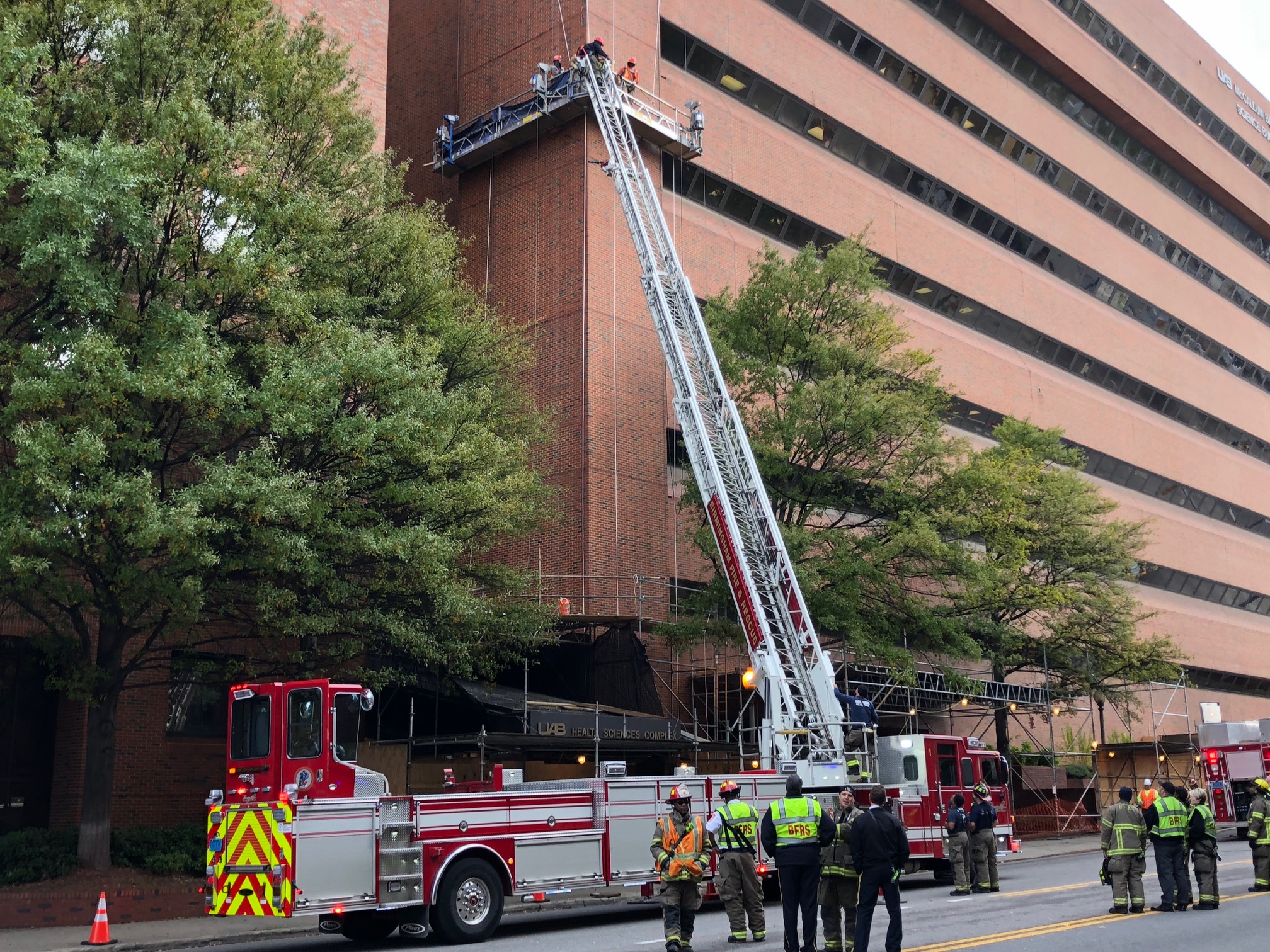 Workers trapped on University Blvd scaffolding - al.com
