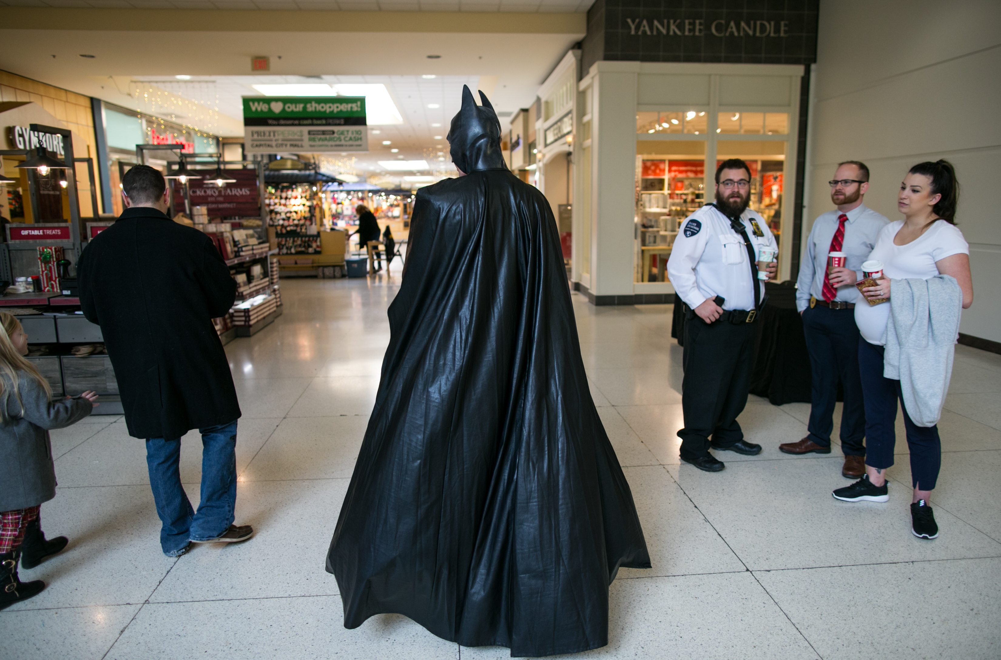 Santa arrives to the Capital City Mall - pennlive.com