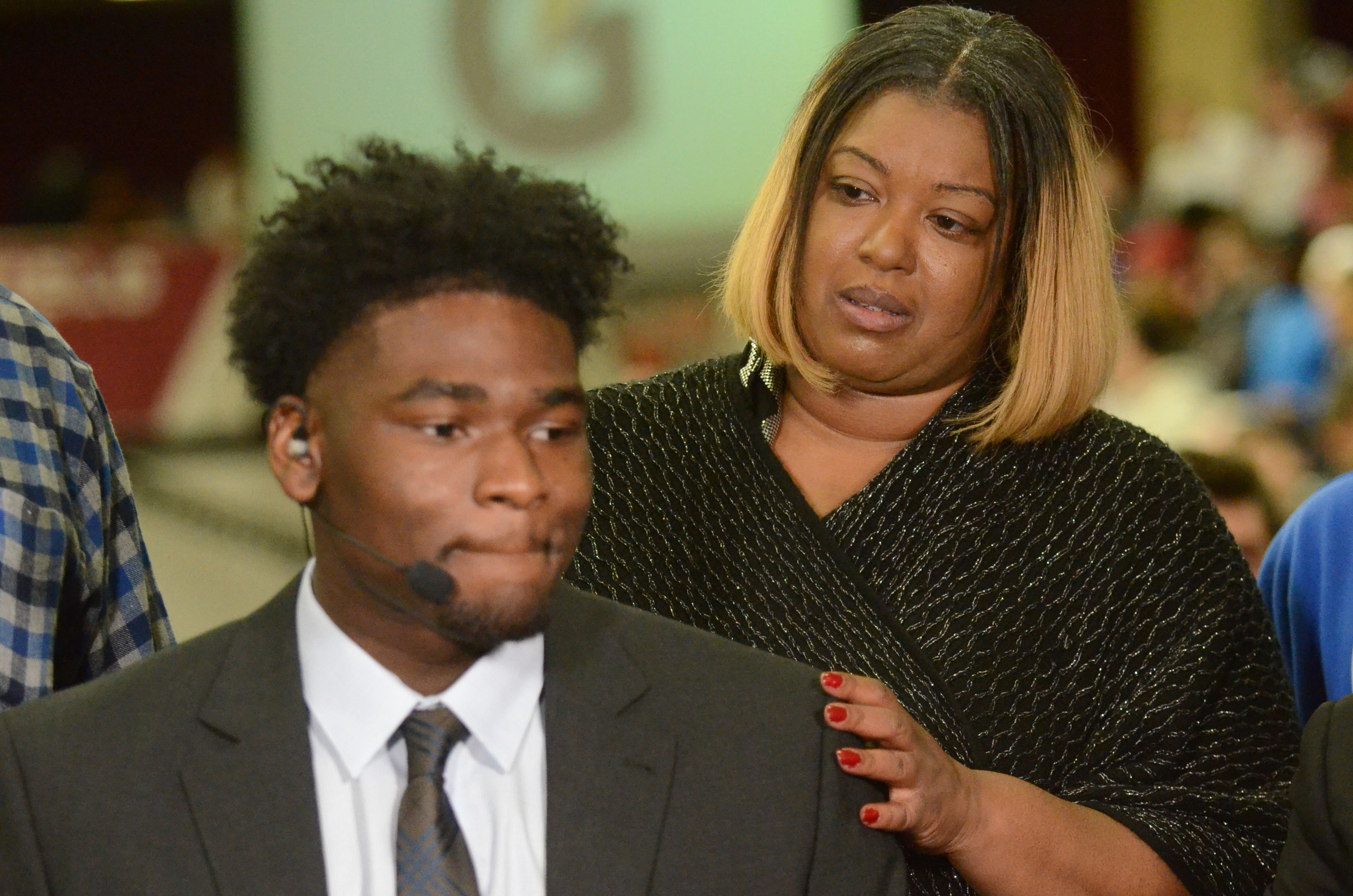 Isaiah Stewart announces commitment to Washington during 2019 Hoophall ...