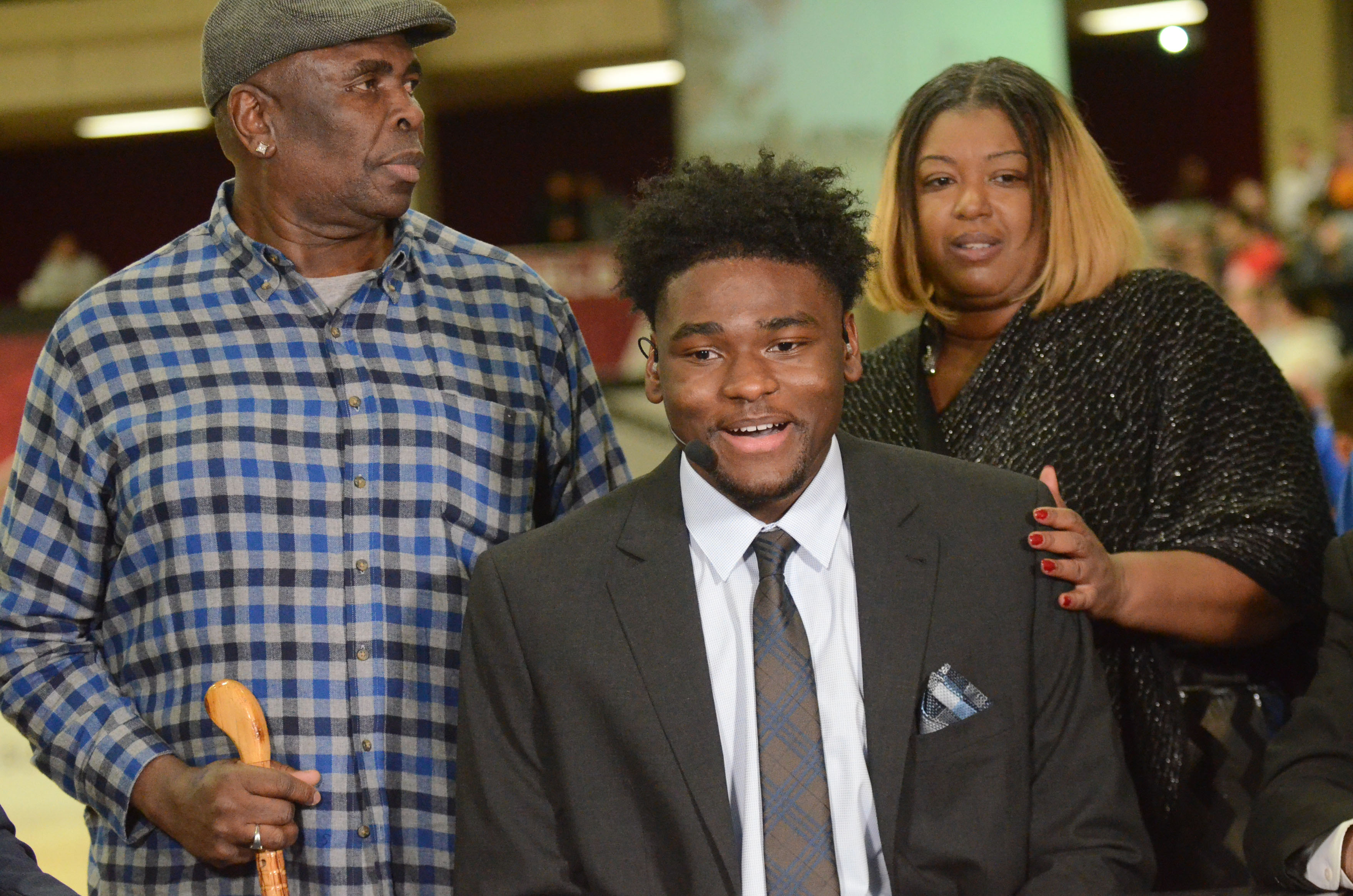 Isaiah Stewart announces commitment to Washington during 2019 Hoophall ...