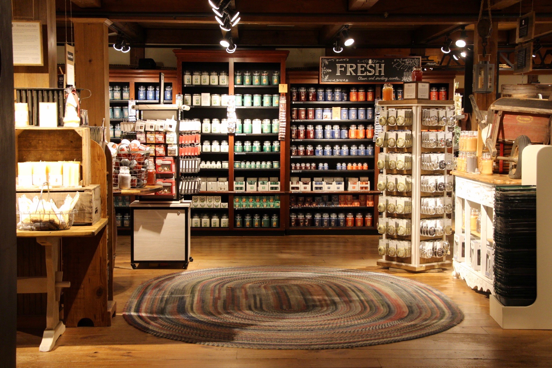'The Scenter of the Universe': A look inside Yankee Candle Village ...