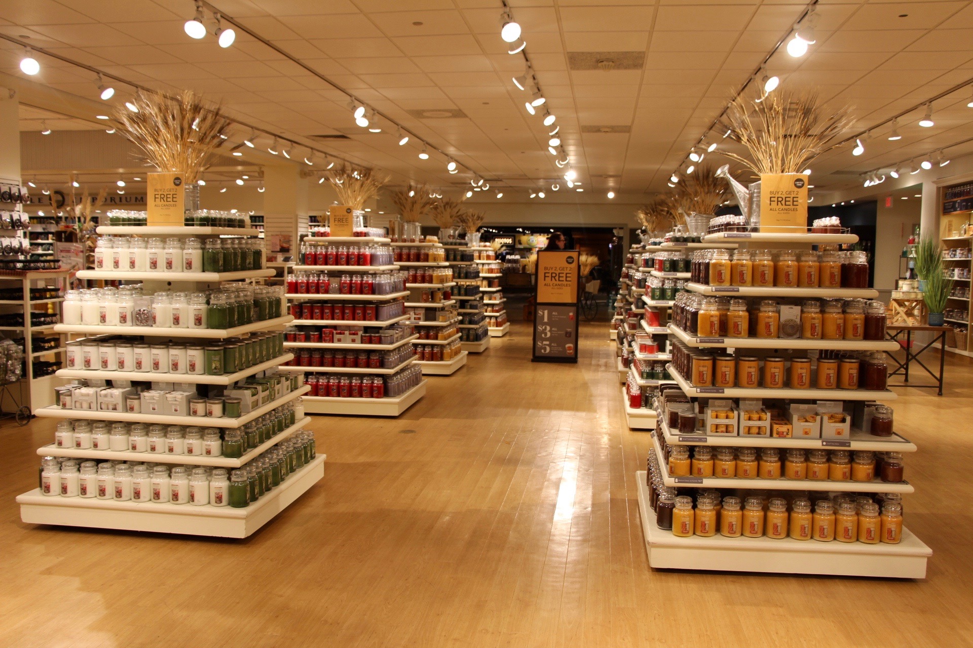 'The Scenter of the Universe': A look inside Yankee Candle Village ...