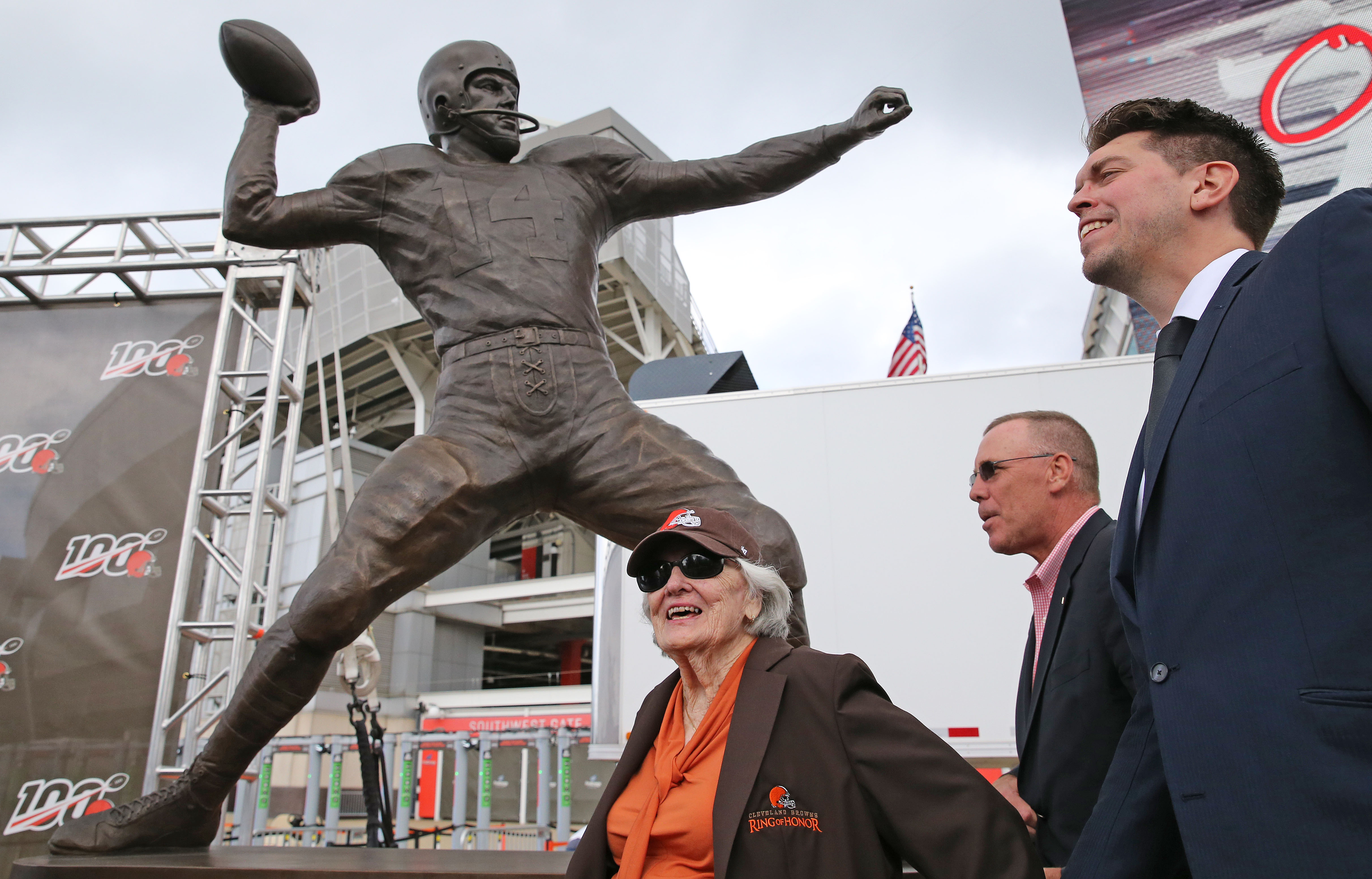 Cleveland Browns unveil bronze Otto Graham staue at FirstEnergy Stadium ...