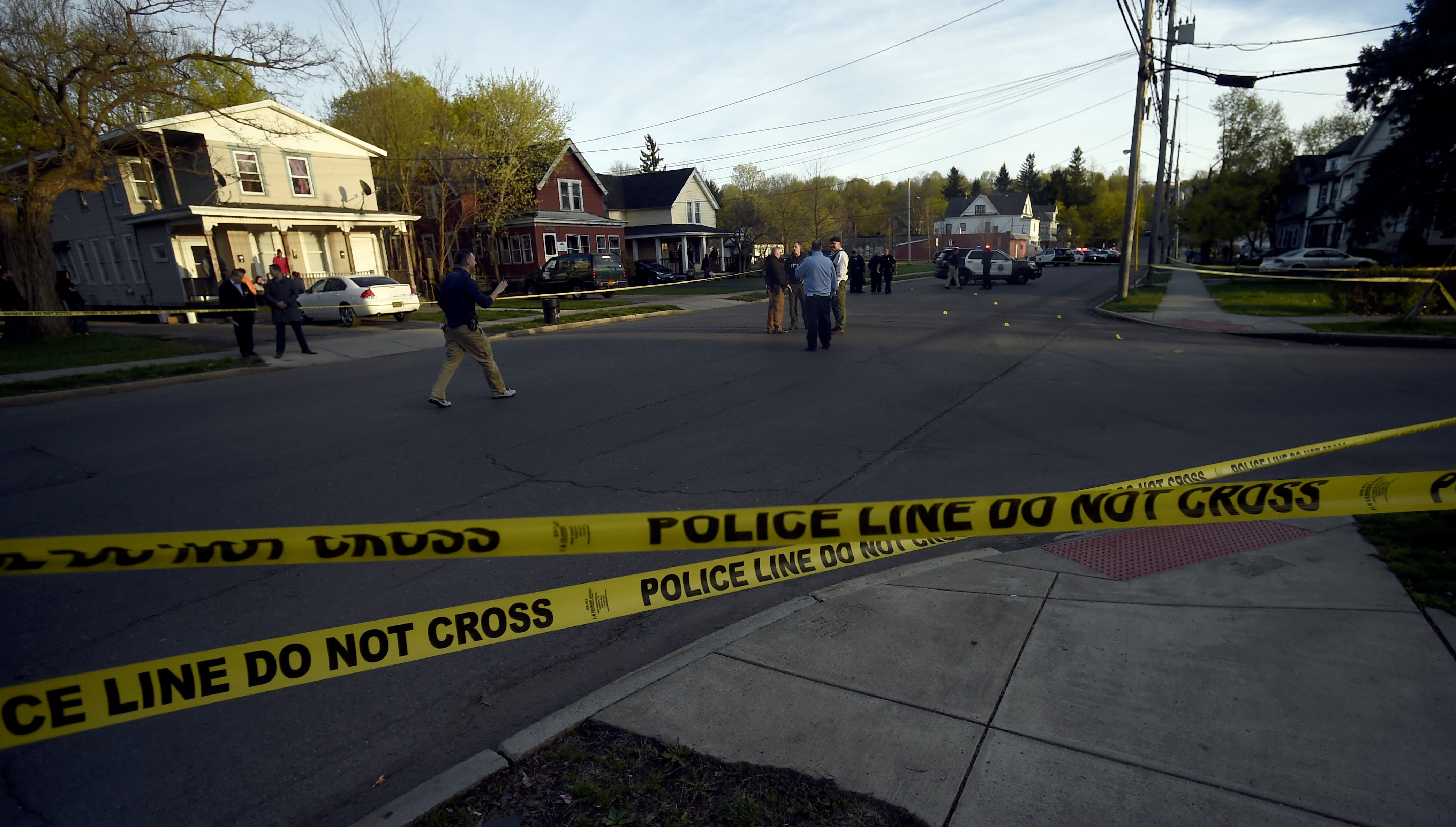 Syracuse police officer Ahmad Mims shoots at Peter Dixon's van ...