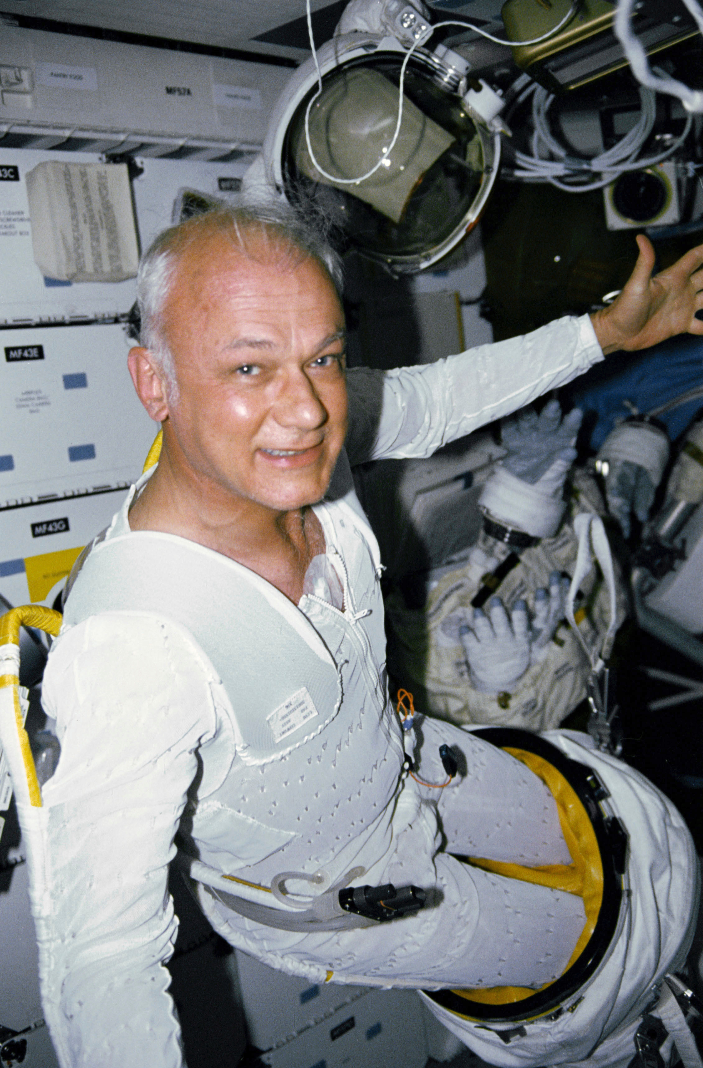 Bruce McCandless, the first astronaut to go on an untethered space walk ...