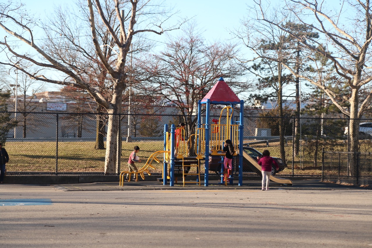 Staten Islanders visit local parks to enjoy spring-like weather ...