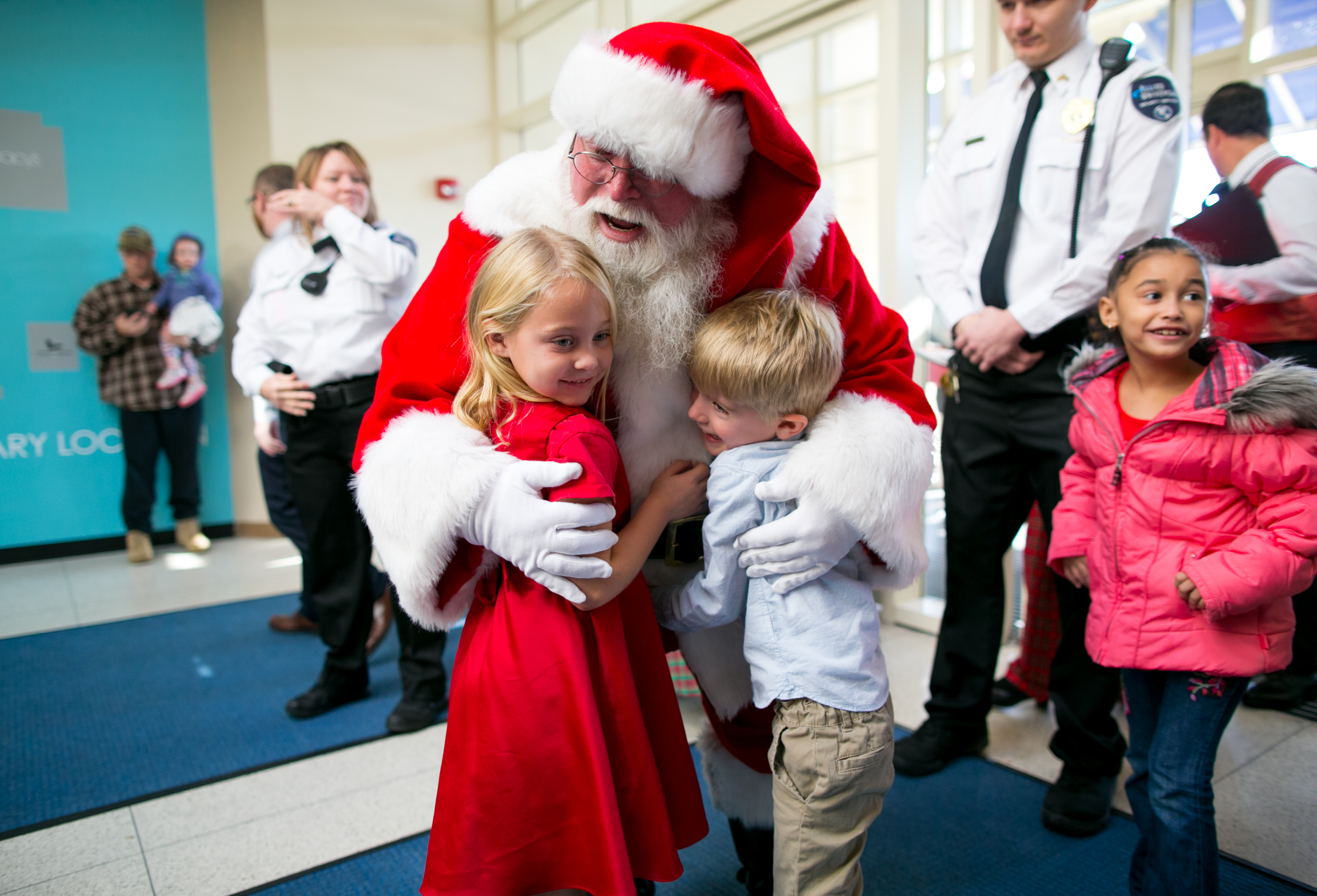 Santa arrives to the Capital City Mall - pennlive.com