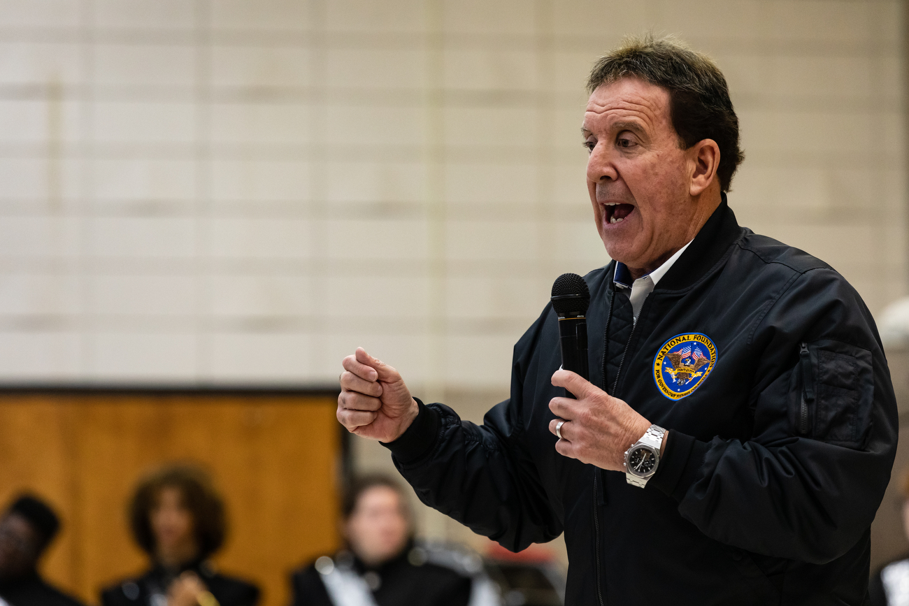 ‘Body by Jake’ Steinfeld helps elementary school get new fitness center ...