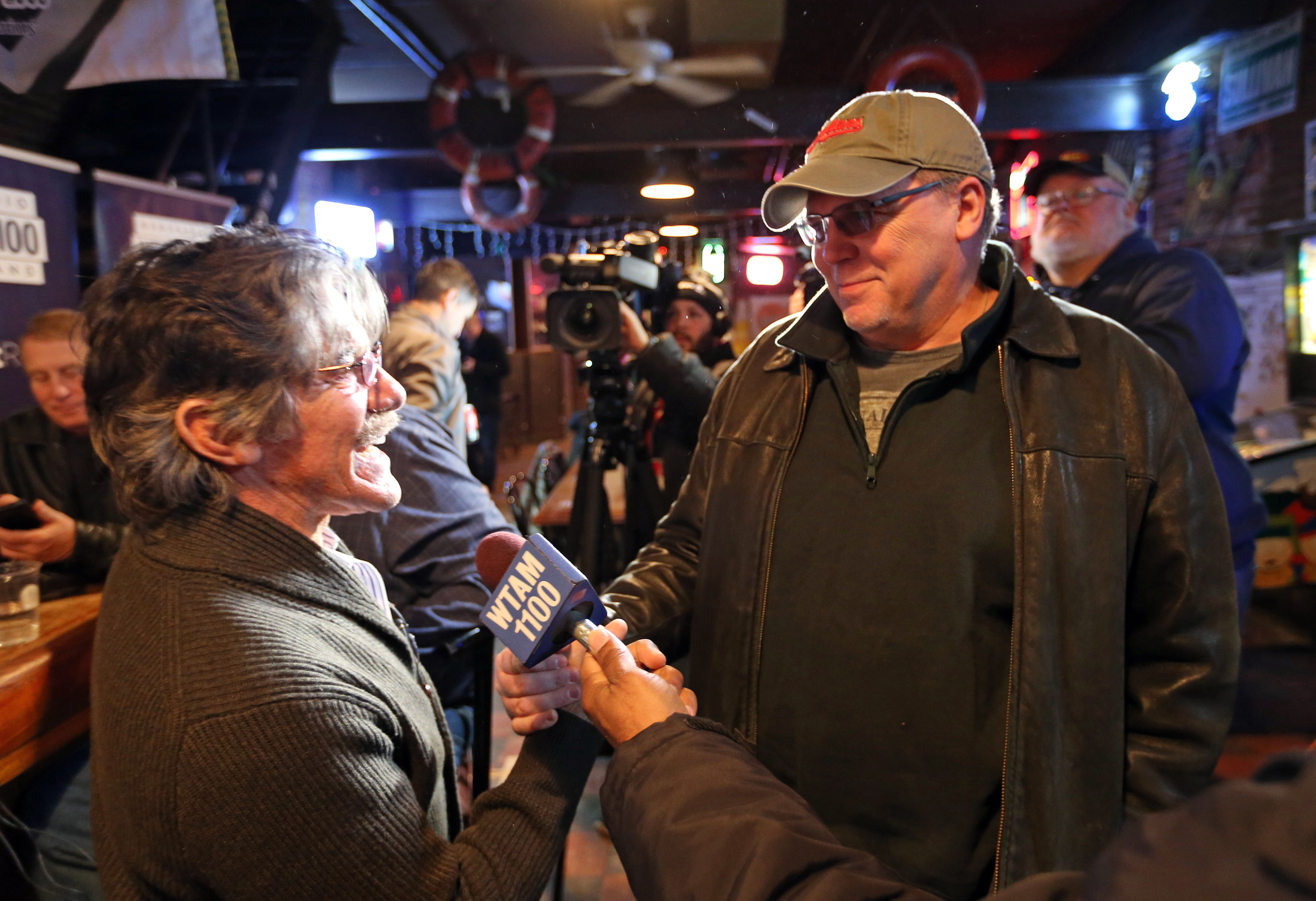 Geraldo Rivera buys drinks for furloughed government employees in ...