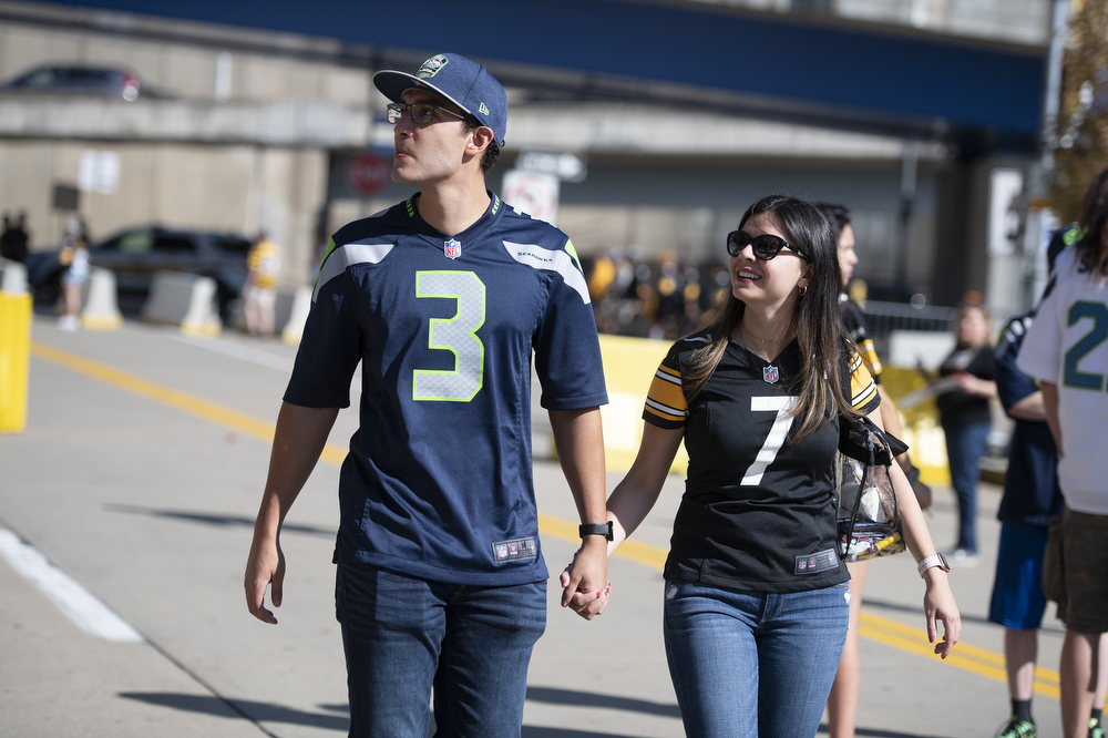 Faces in the Crowd at Seattle Seahawks vs. Pittsburgh Steelers ...