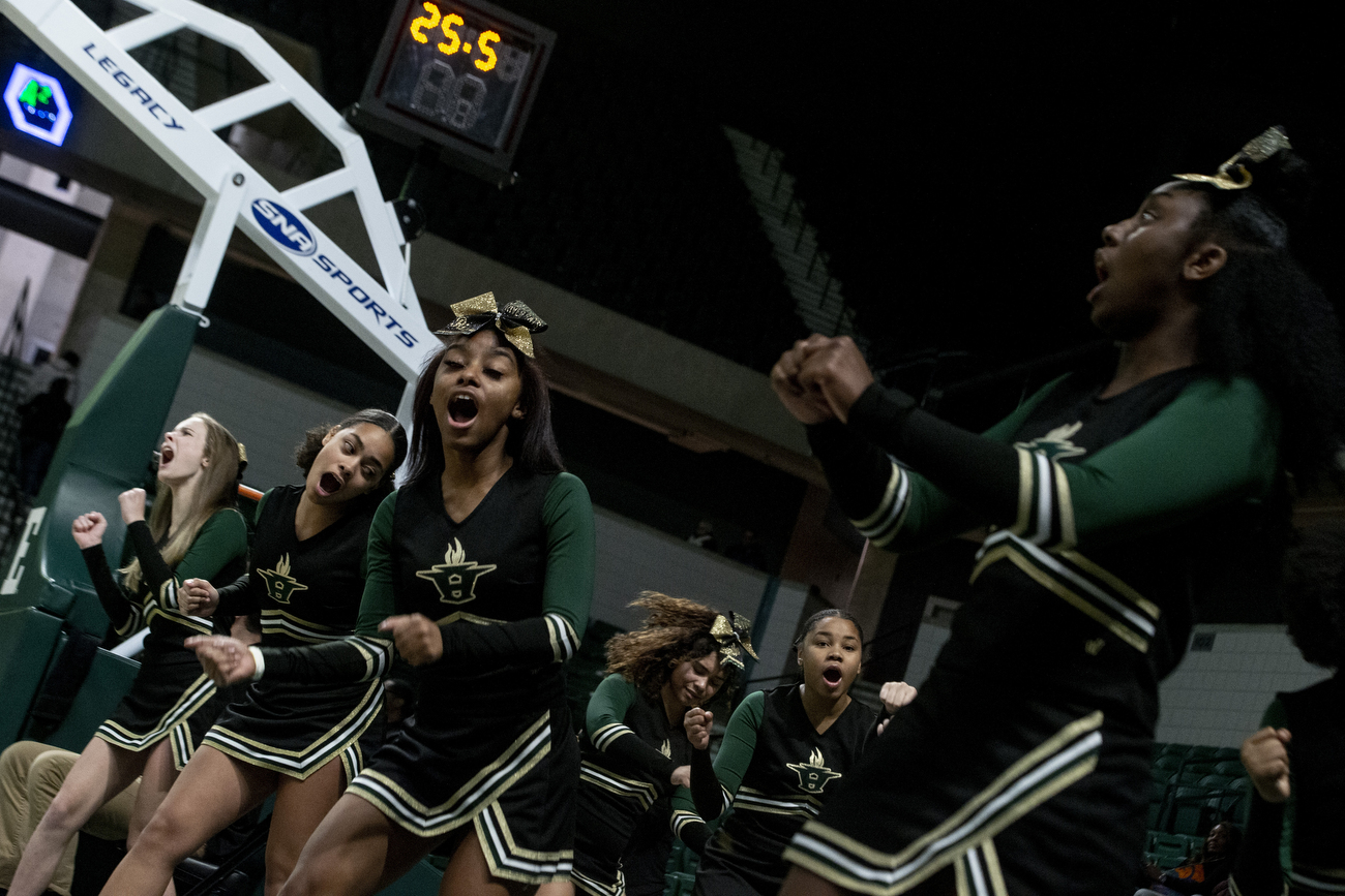 Ann Arbor Huron vs. Detroit Edison basketball at EMU Tip Off Classic ...