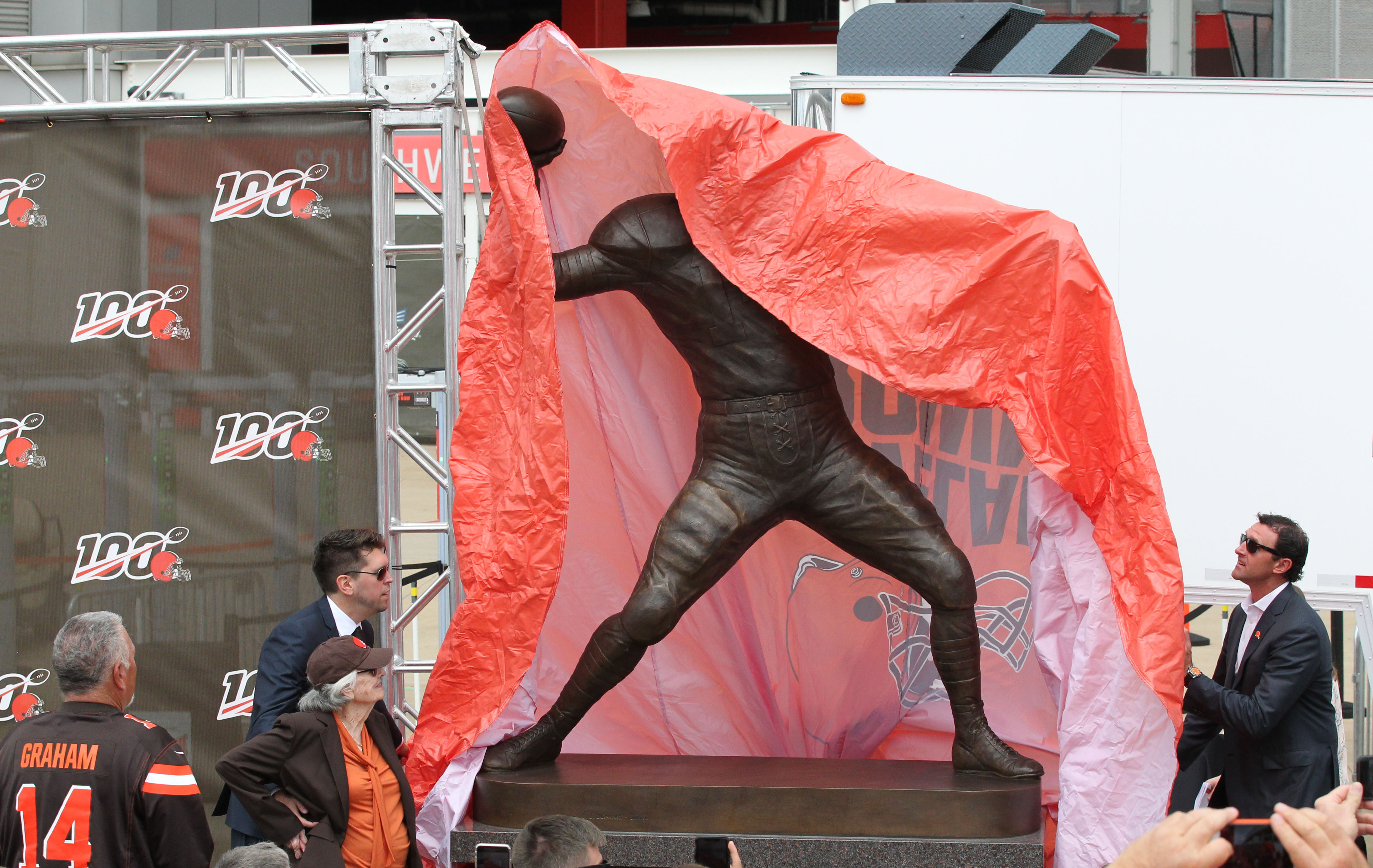 Cleveland Browns unveil bronze Otto Graham staue at FirstEnergy Stadium ...
