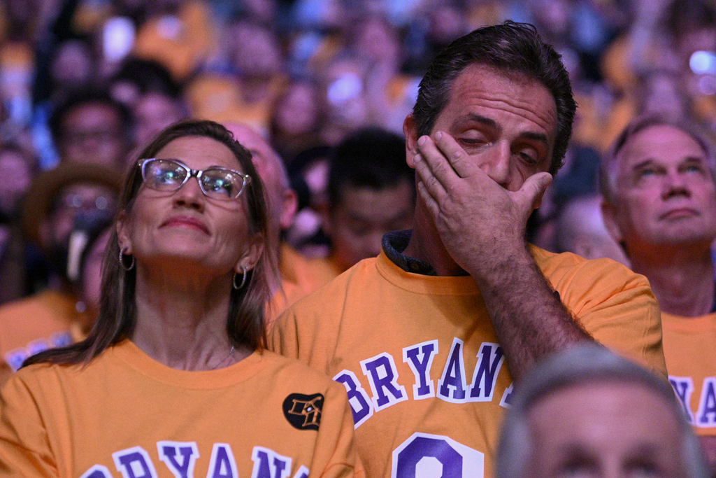 Kobe Bryant honored as Los Angeles Lakers take on Portland Trail ...