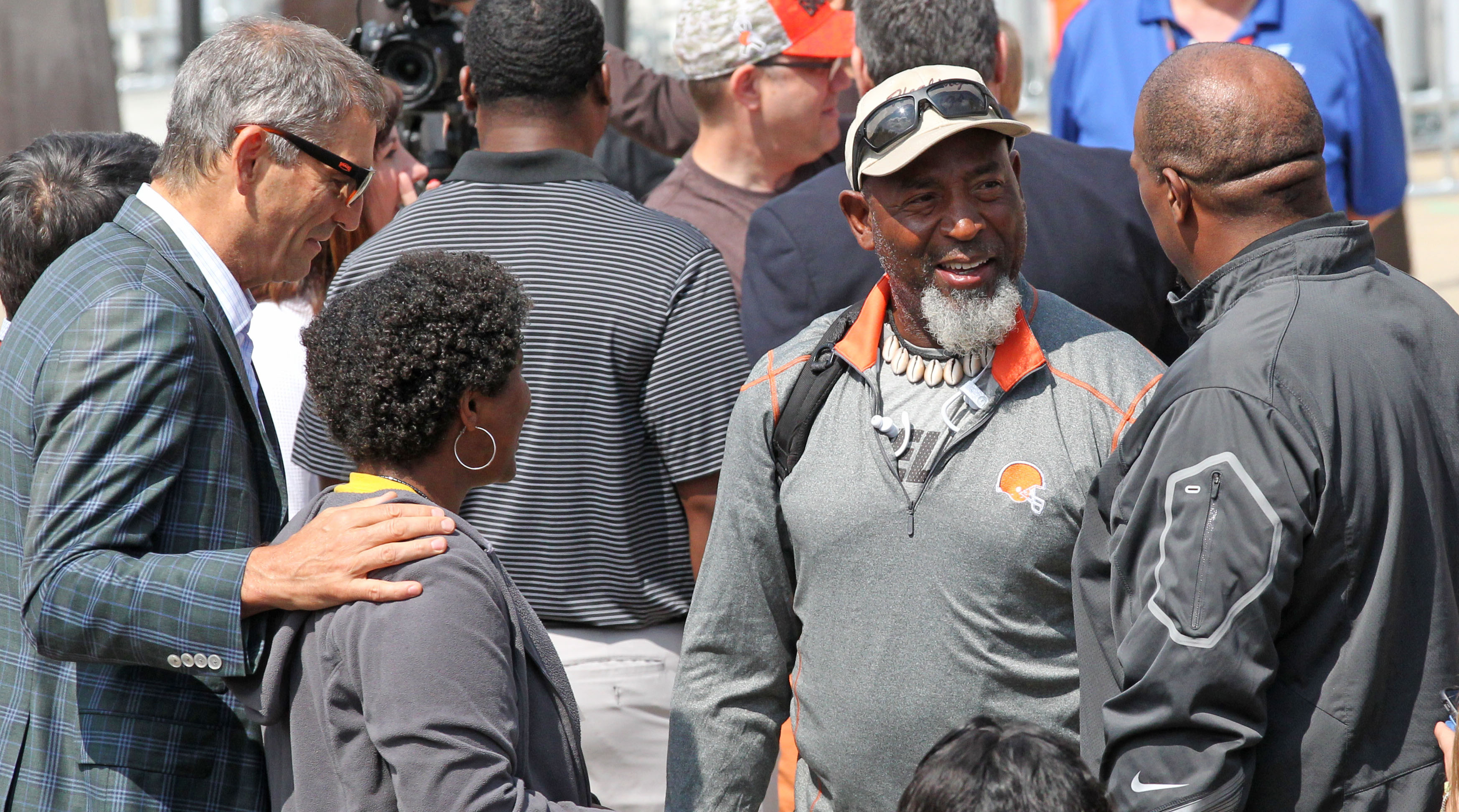 Cleveland Browns unveil bronze Otto Graham staue at FirstEnergy Stadium ...