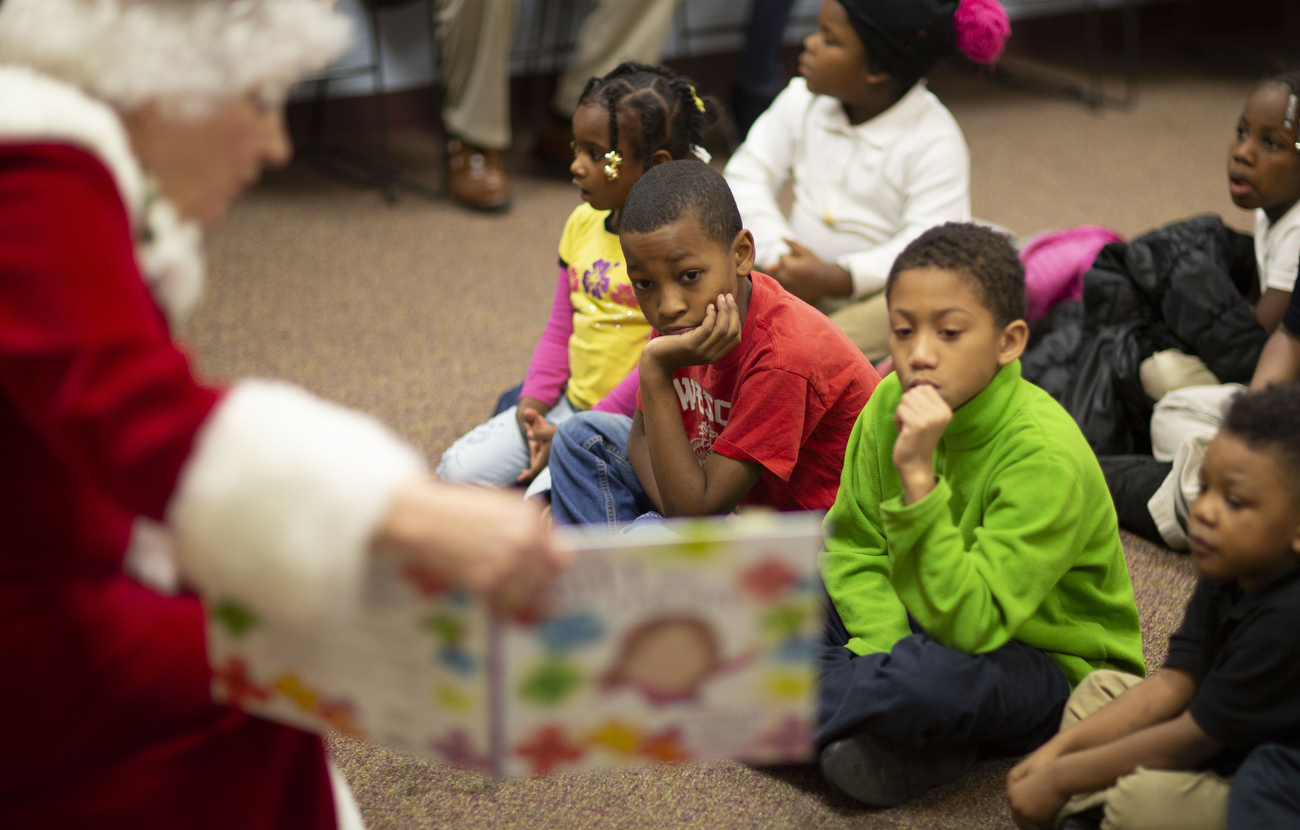 Santa visits with children at Muskegon Heights library - mlive.com