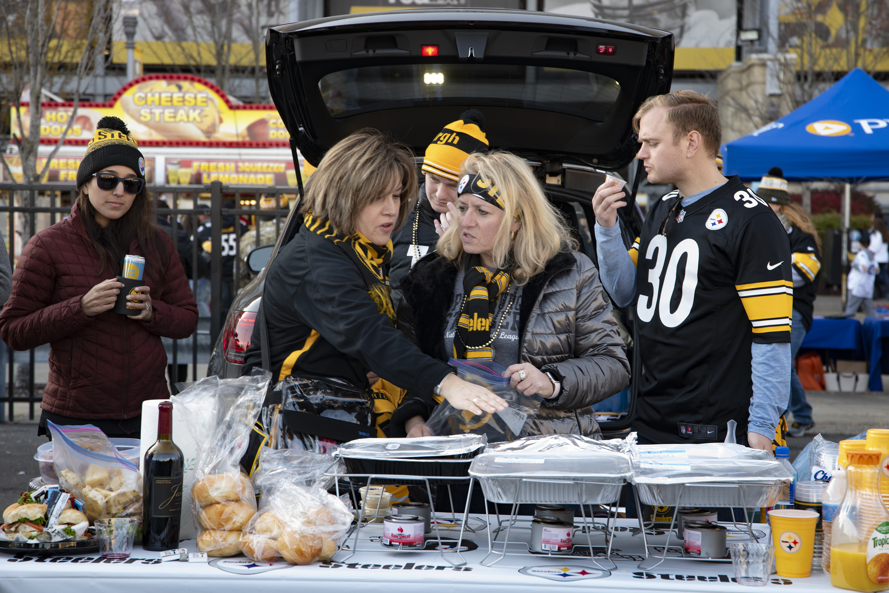 Faces in the Crowd at Los Angeles Rams vs. Pittsburgh Steelers ...