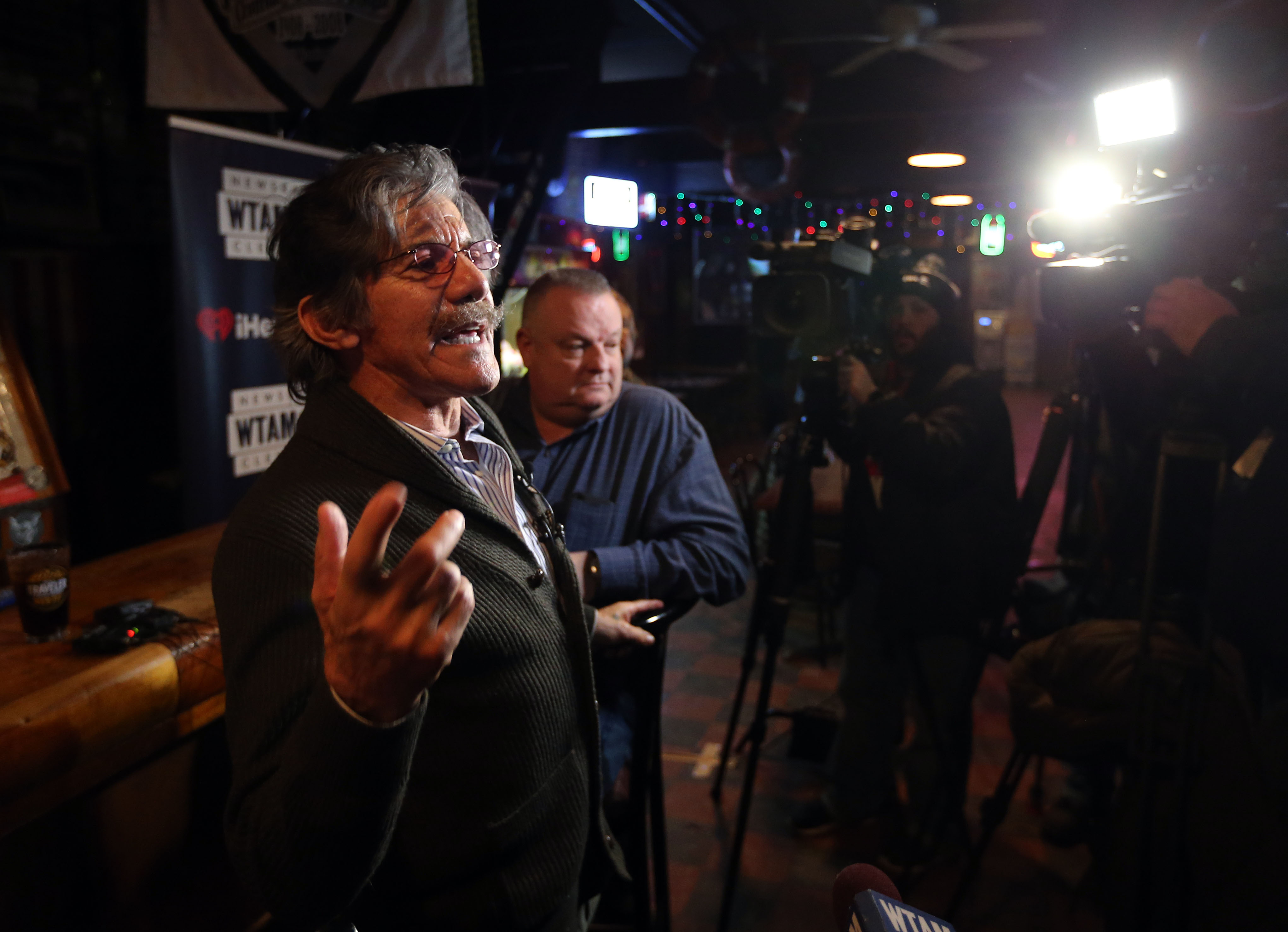 Geraldo Rivera buys drinks for furloughed government employees in ...
