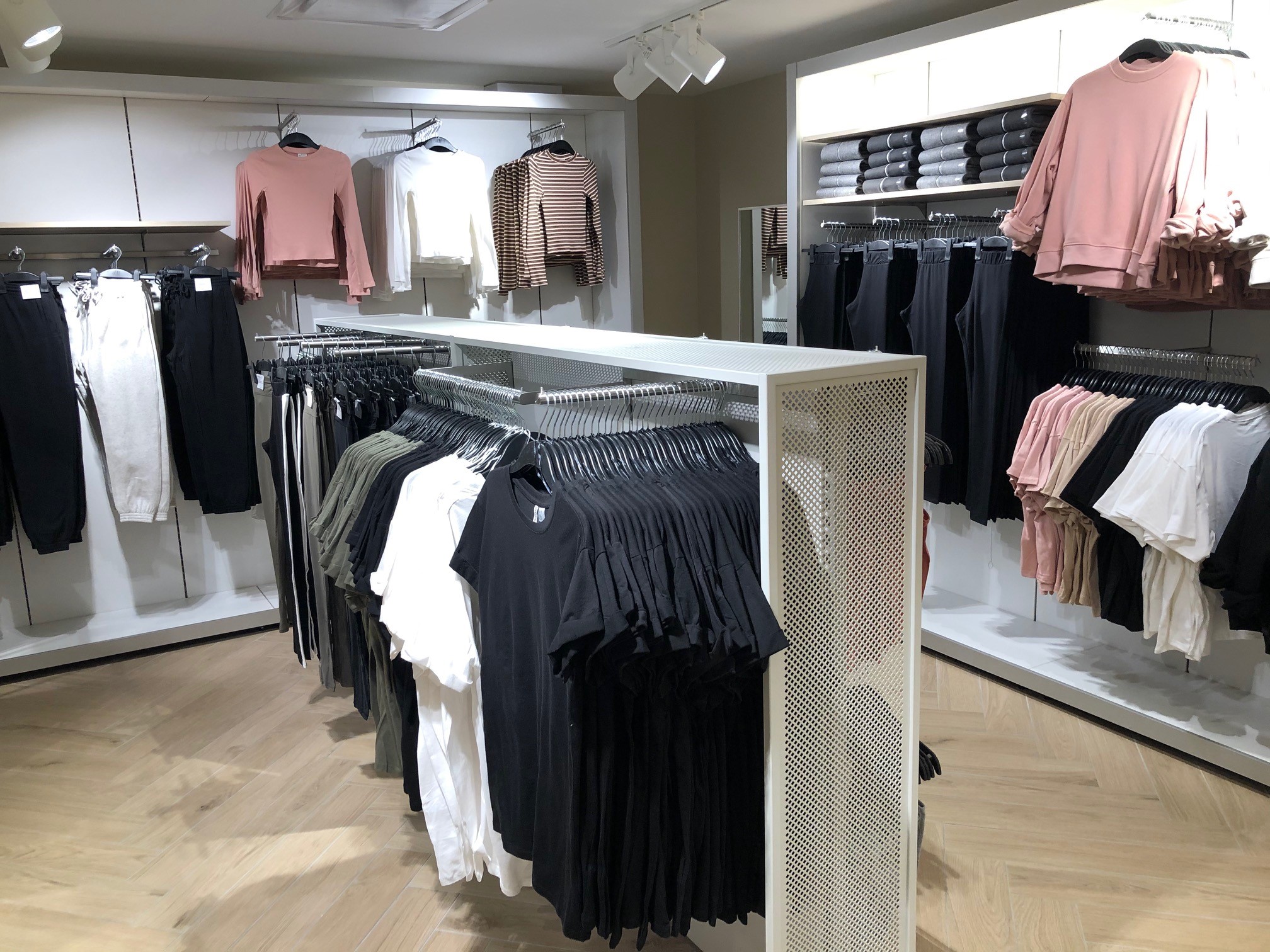 H&M Downtown Detroit location at 1505 Woodward Avenue - mlive.com
