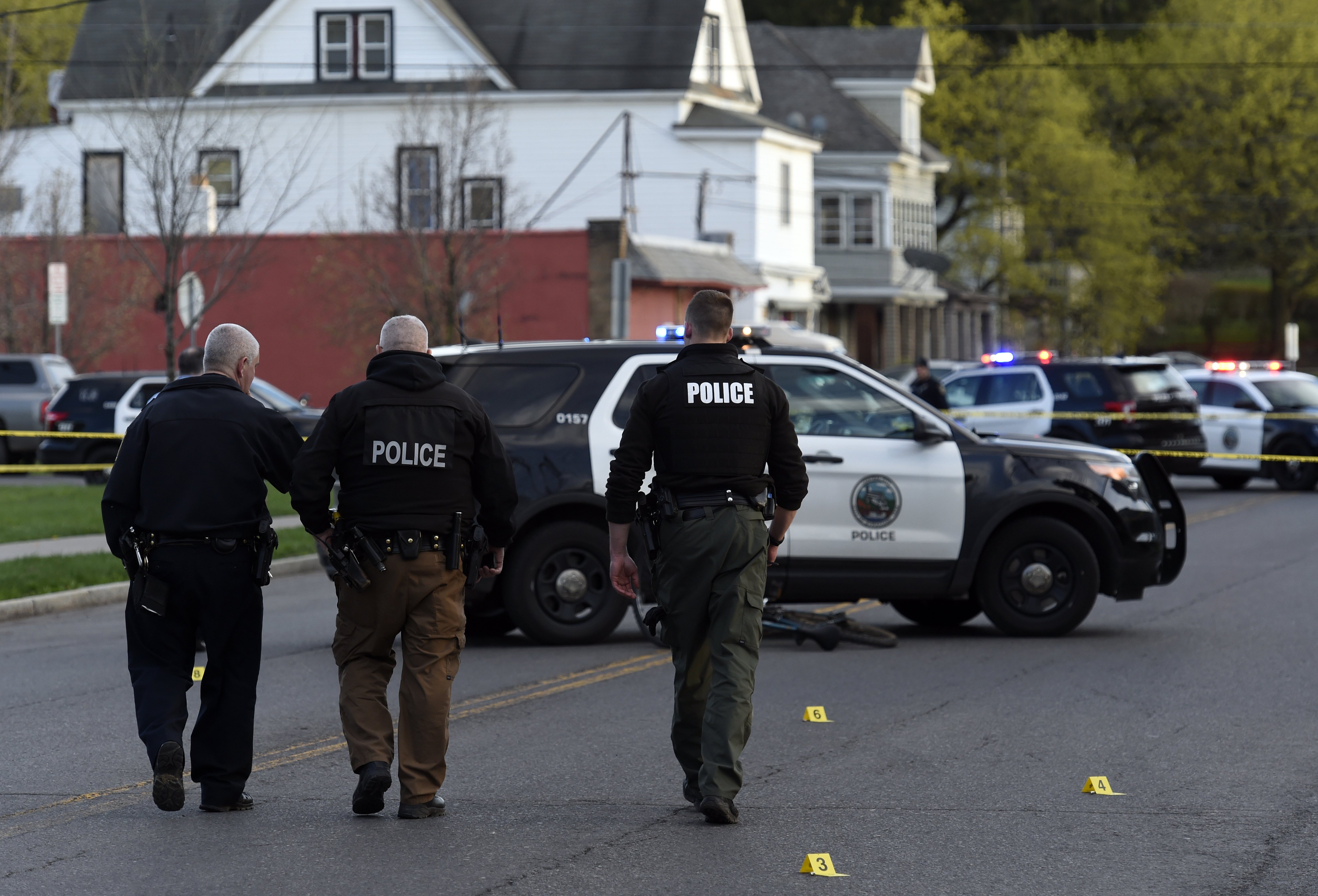 Syracuse police officer Ahmad Mims shoots at Peter Dixon's van ...