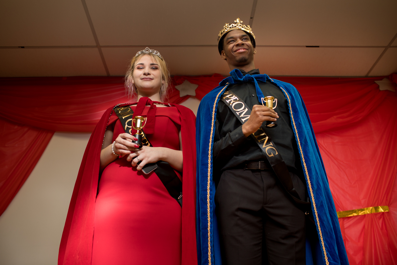 Michigan School for the Deaf celebrates Oscar-themed prom - mlive.com