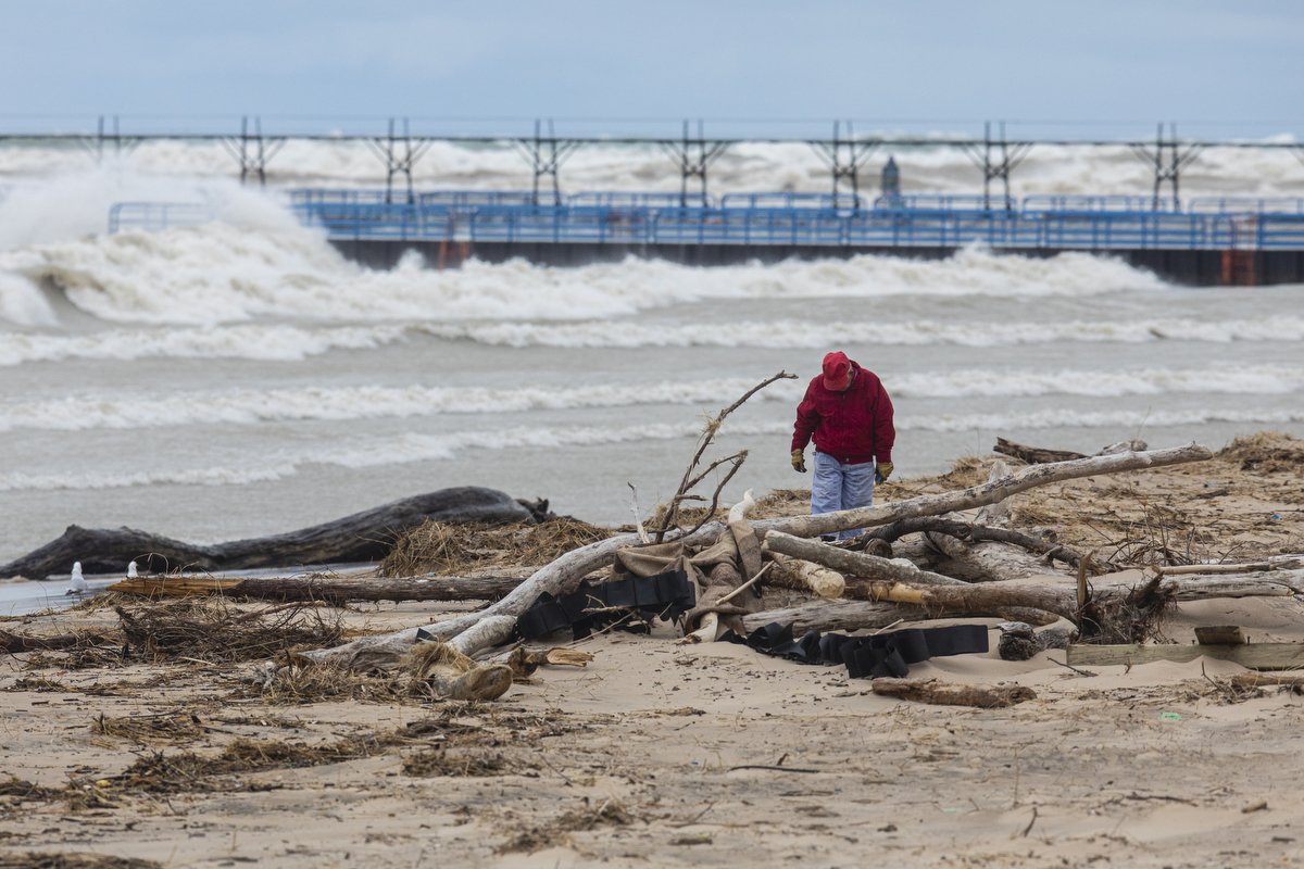 Large waves pummel the SW Michigan shoreline in early March - mlive.com
