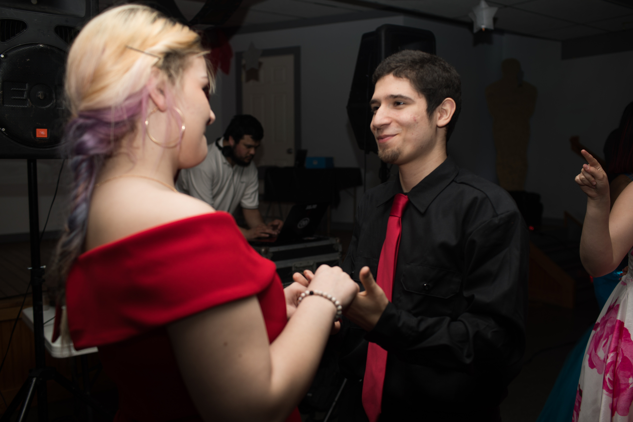 Michigan School for the Deaf celebrates Oscar-themed prom - mlive.com