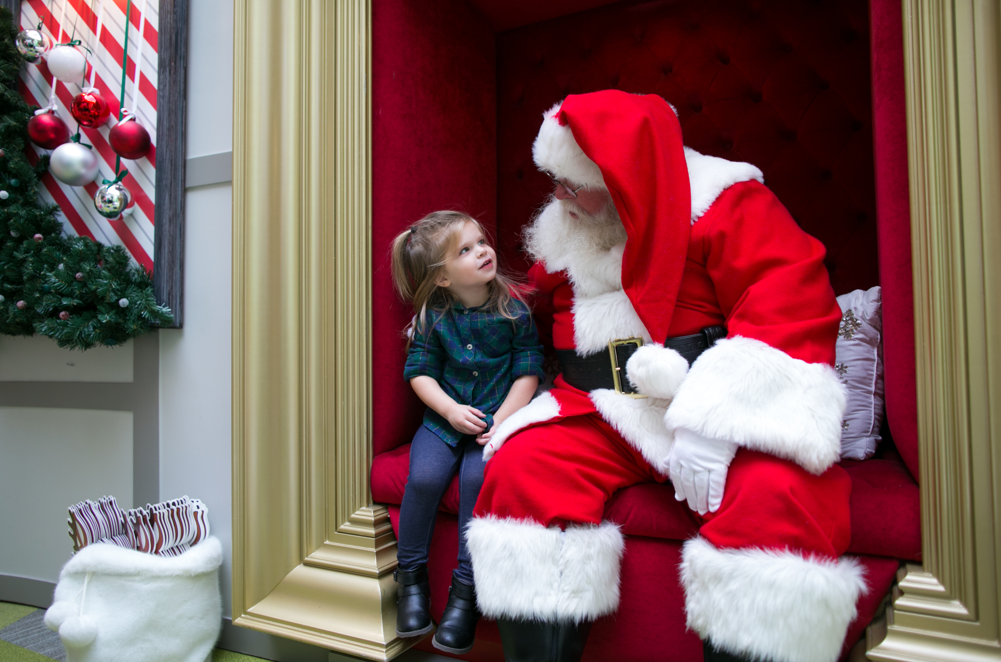 Santa arrives to the Capital City Mall - pennlive.com
