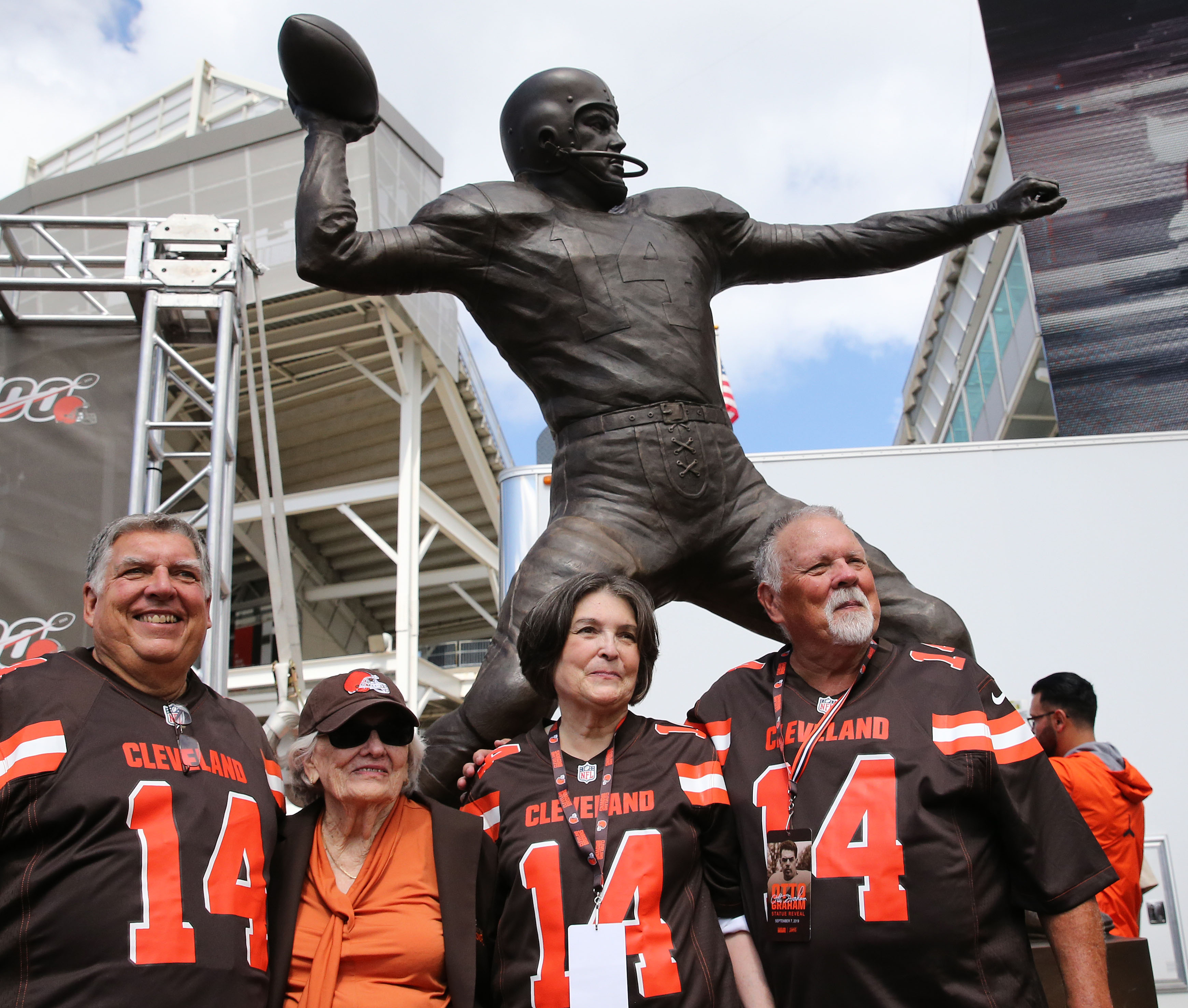 Cleveland Browns unveil bronze Otto Graham staue at FirstEnergy Stadium ...