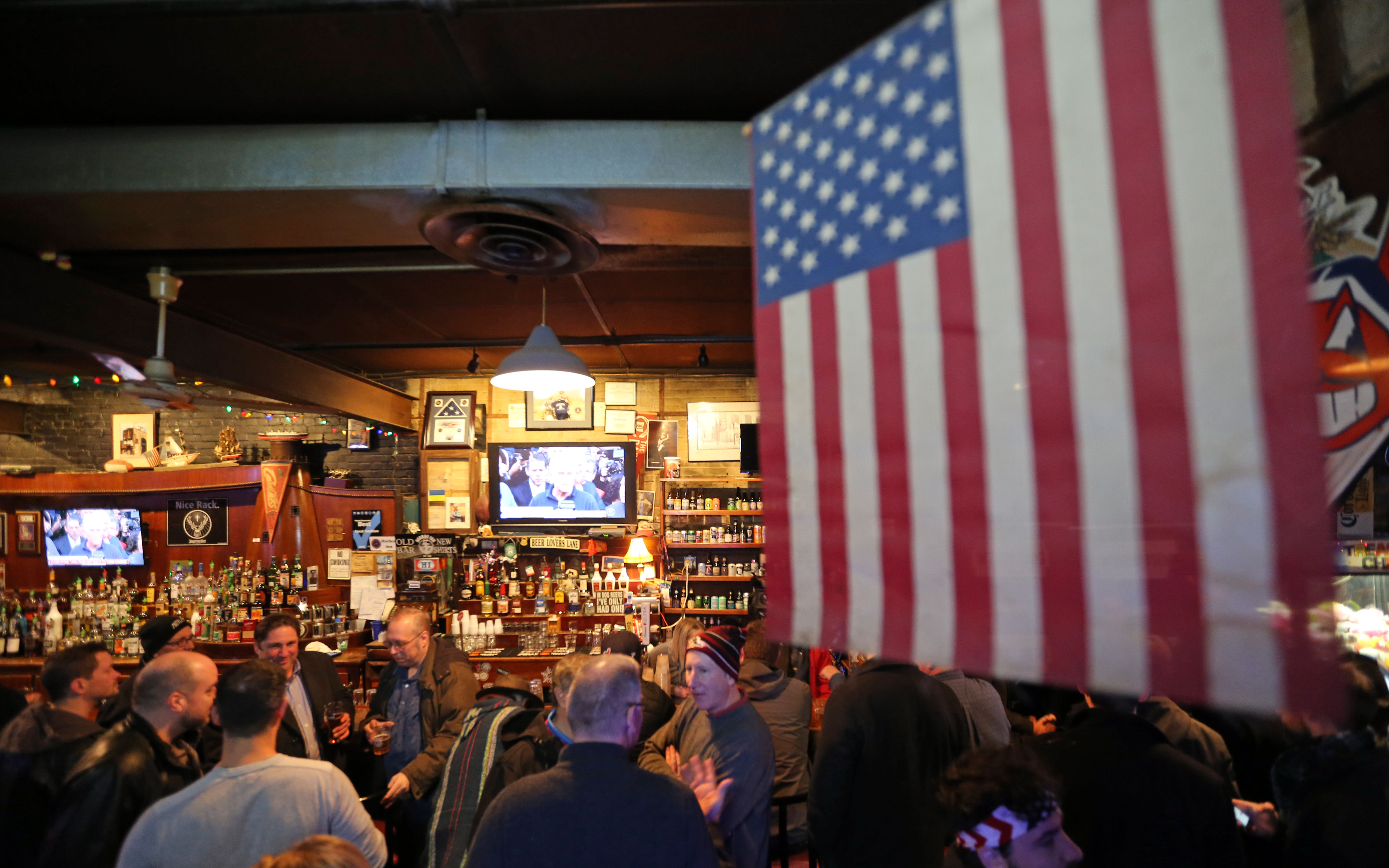 Geraldo Rivera buys drinks for furloughed government employees in ...