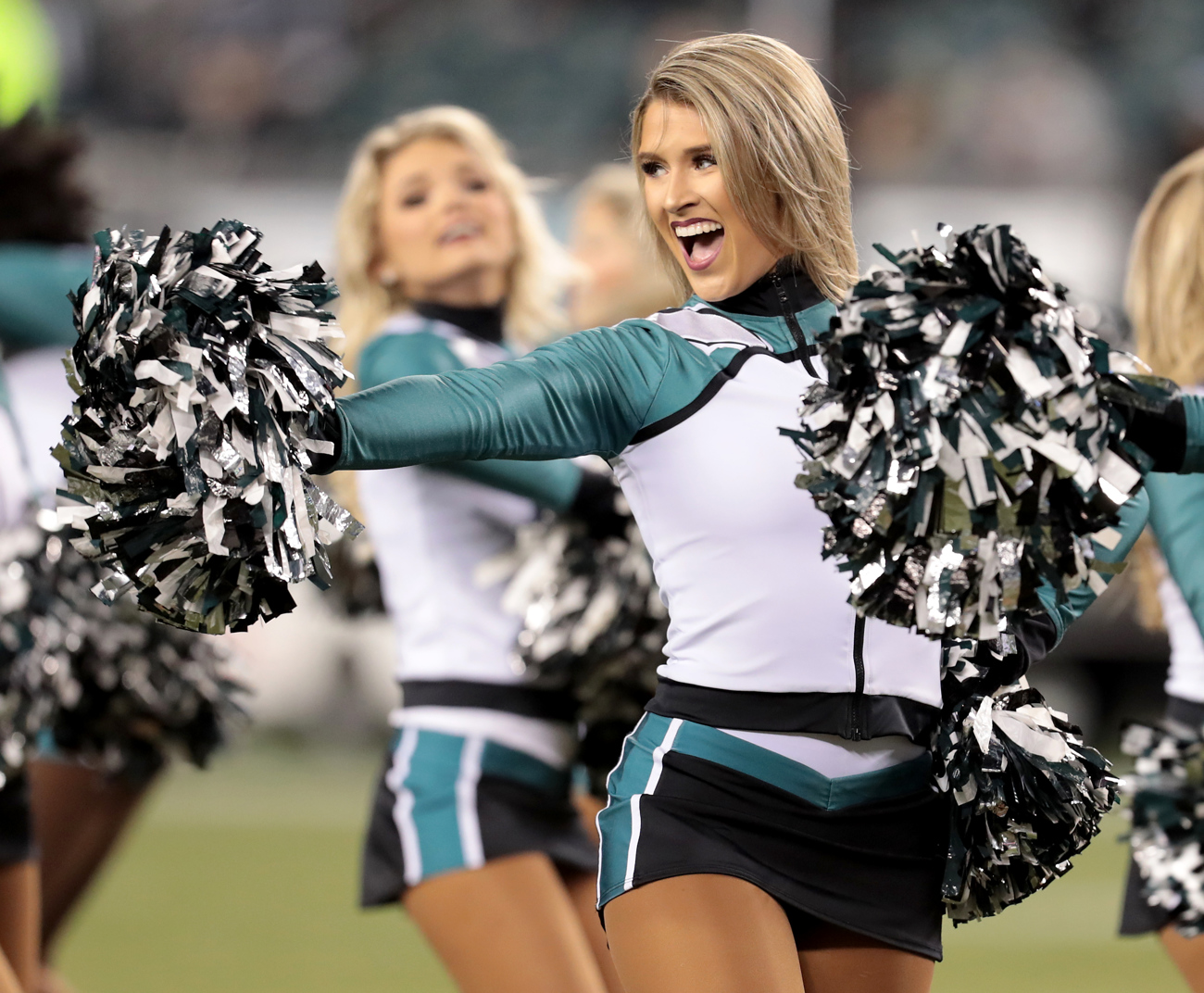 Eagles Cheerleaders perform during the game against the Redskins, Dec ...
